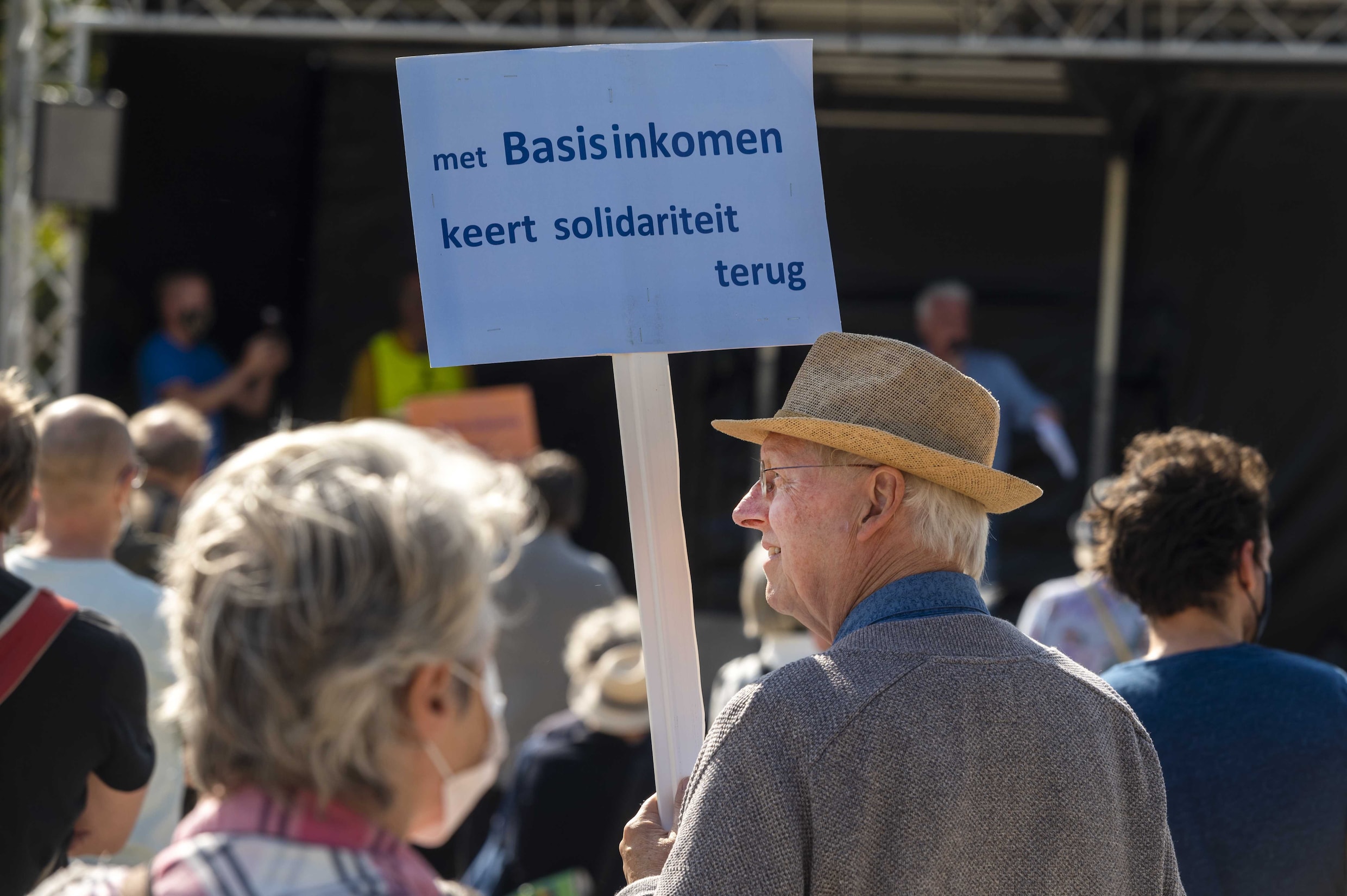 Een basisinkomen is méér dan een beetje geld of een elitaire fetisj ...