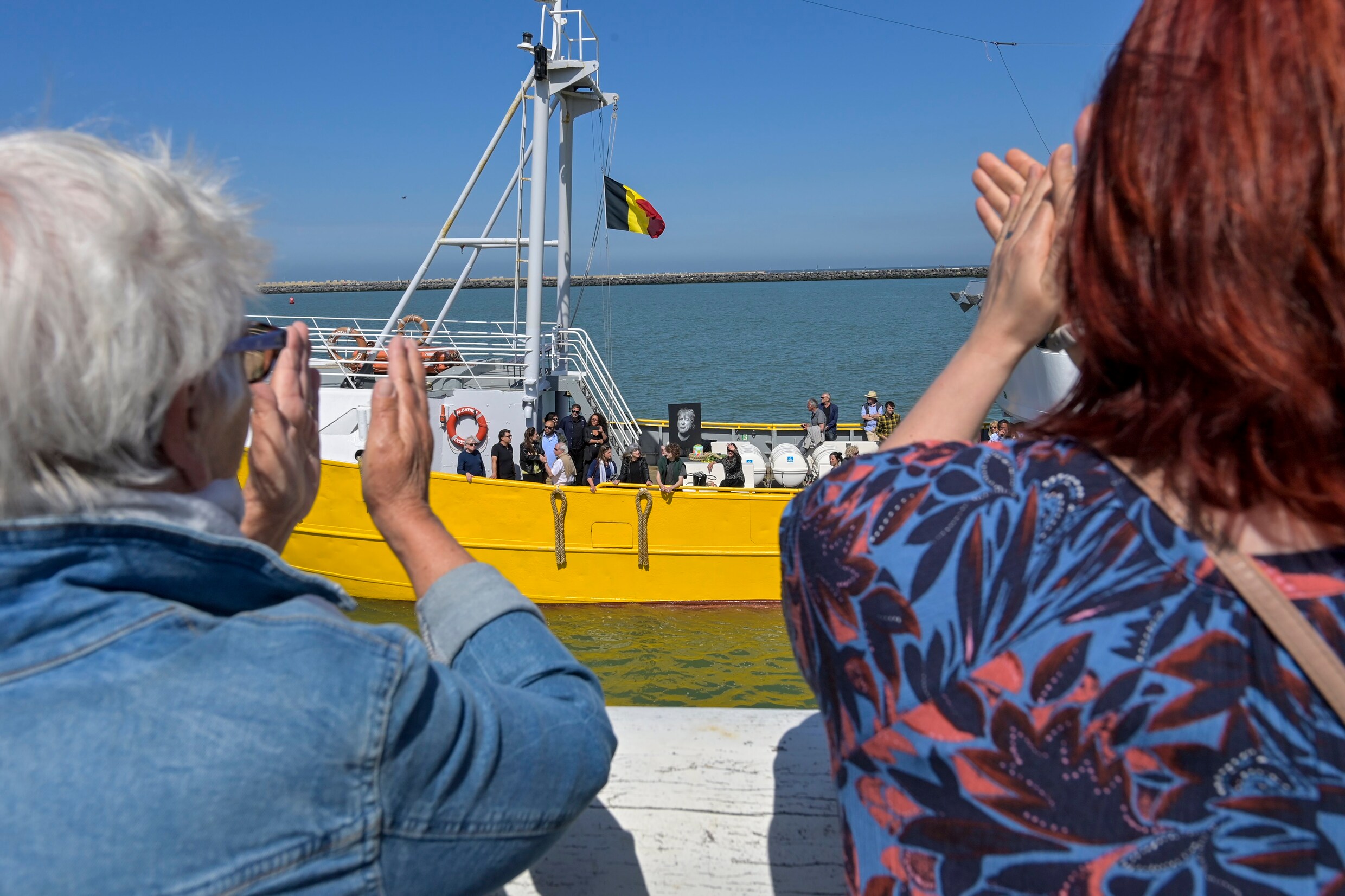 Fans wuiven Arno laatste keer uit in Oostende | De Morgen