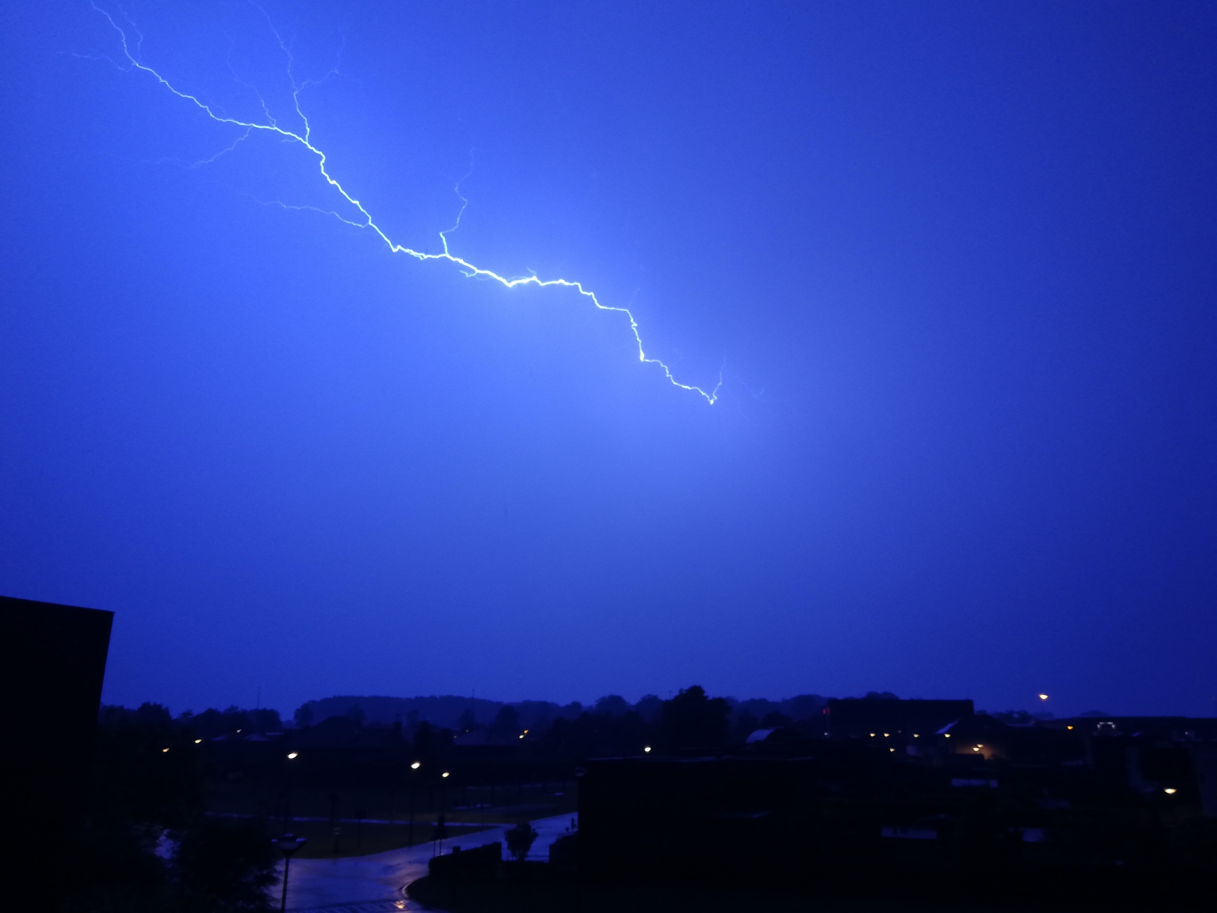 ‘Kans op forse hagel, windstoten en veel water in korte tijd’: code ...