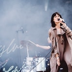 ‘Ik ken haar natuurlijk goed, maar muilen met je schoonzus, dat is gewoon raar’: Flor Van ...