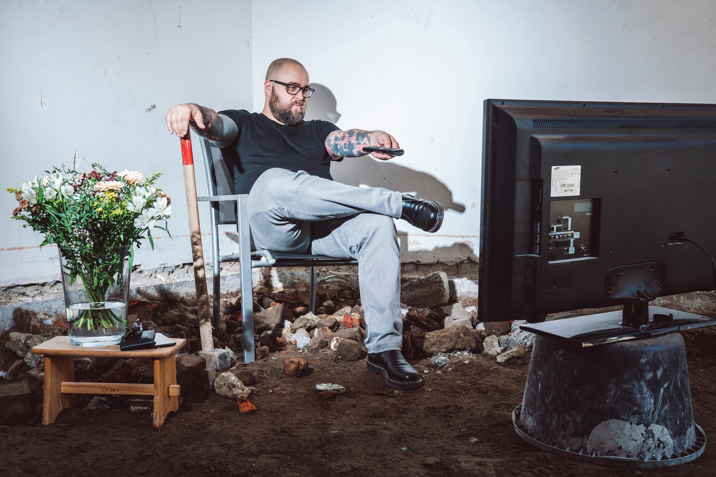 Dood aan de televisie! Frederik De Backer bundelt zijn ‘DM Zapt ...