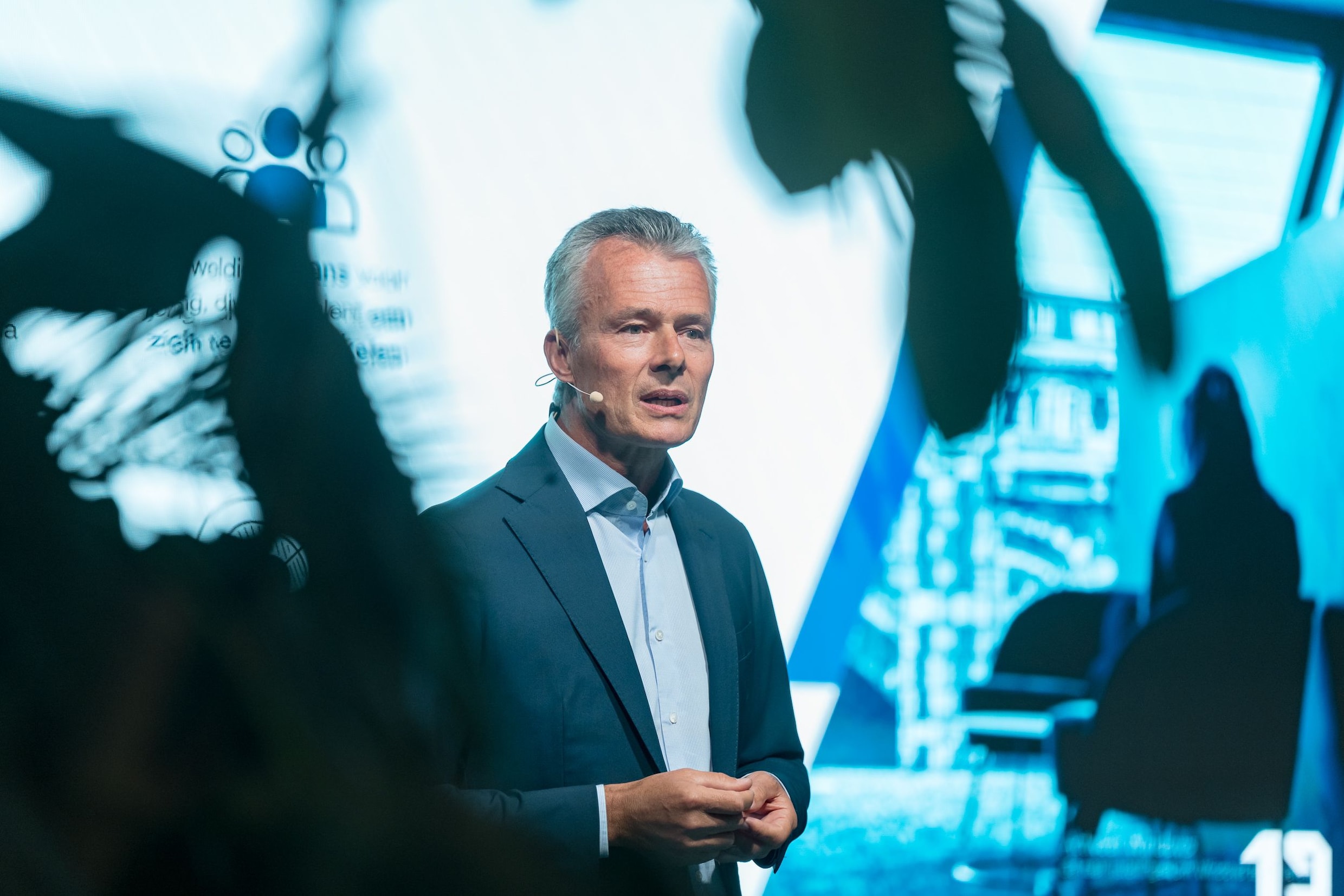 Mark Koster wilde een kritische biografie van DPG-baas Van Thillo ...