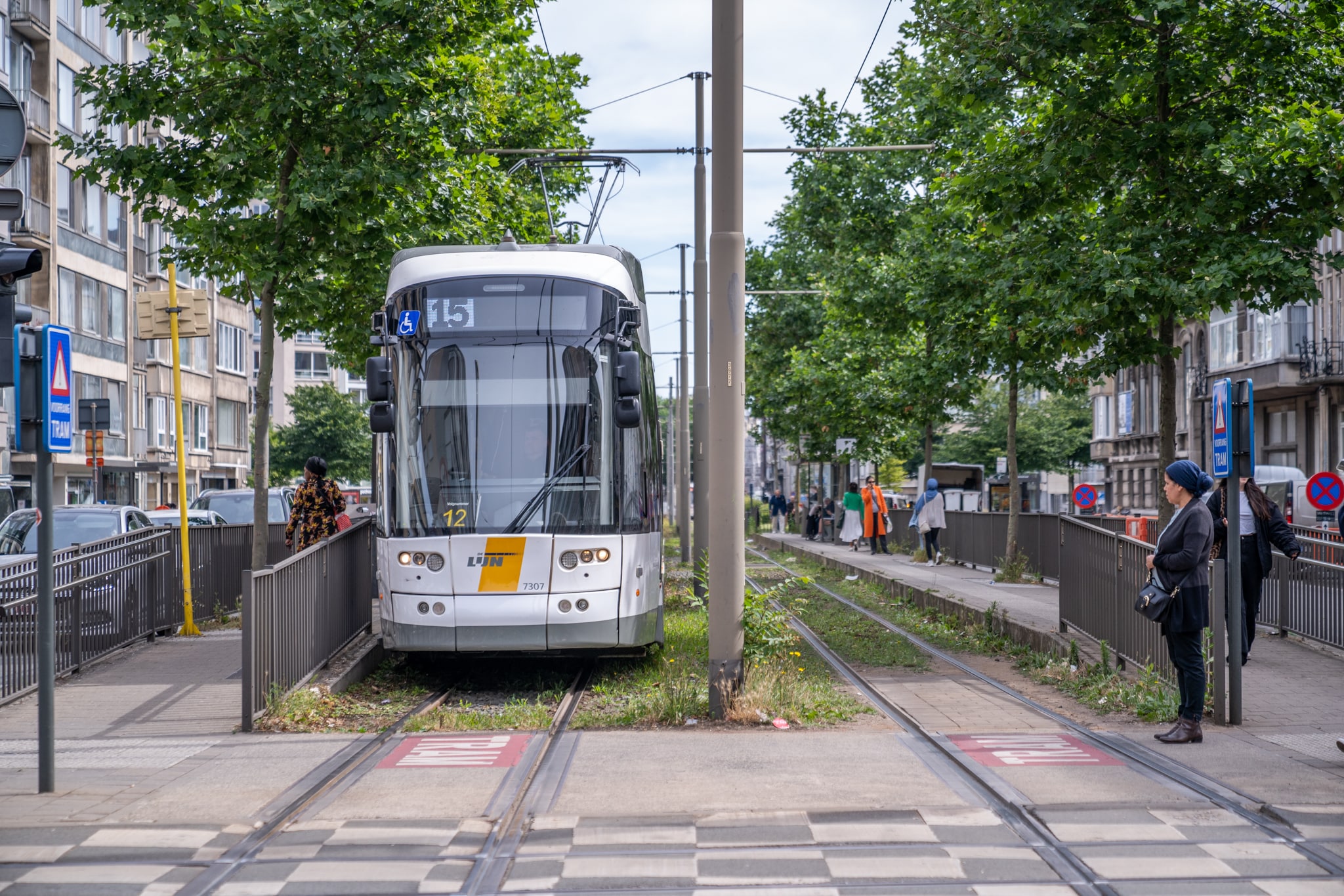 De auto zit de Antwerpse tram in de weg: ‘Het stadsbestuur durft geen ...