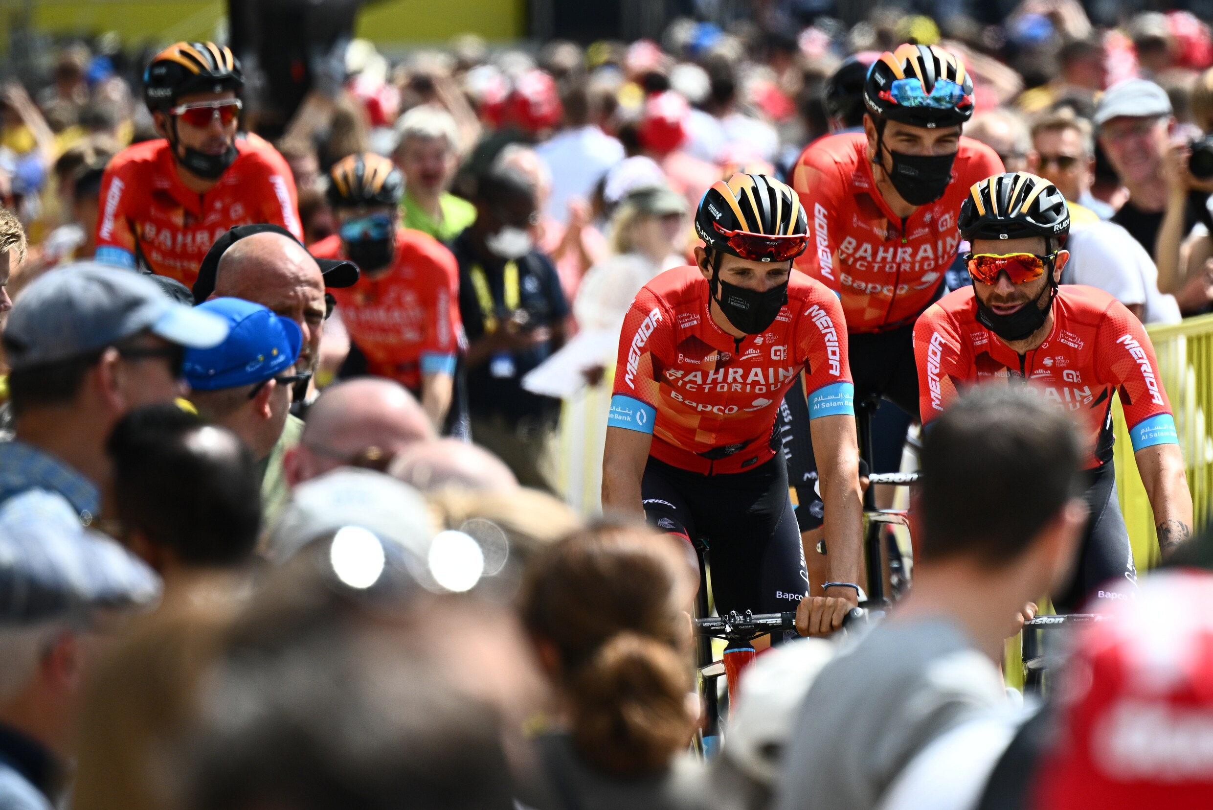 Is het bah of is het rein met Team Bahrain? Een deel van het peloton ...