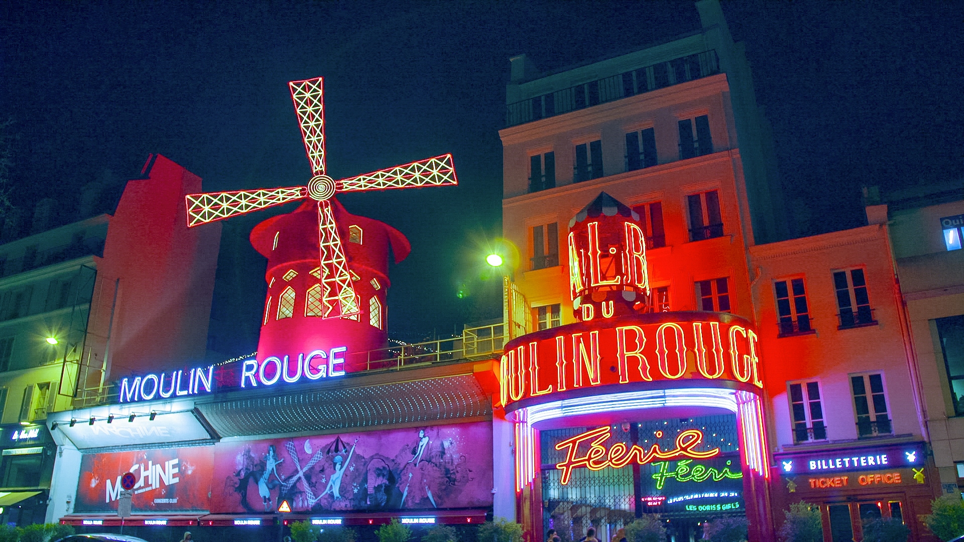 Parijs opgeschrikt: wieken van iconische Moulin Rouge neergestort | De ...