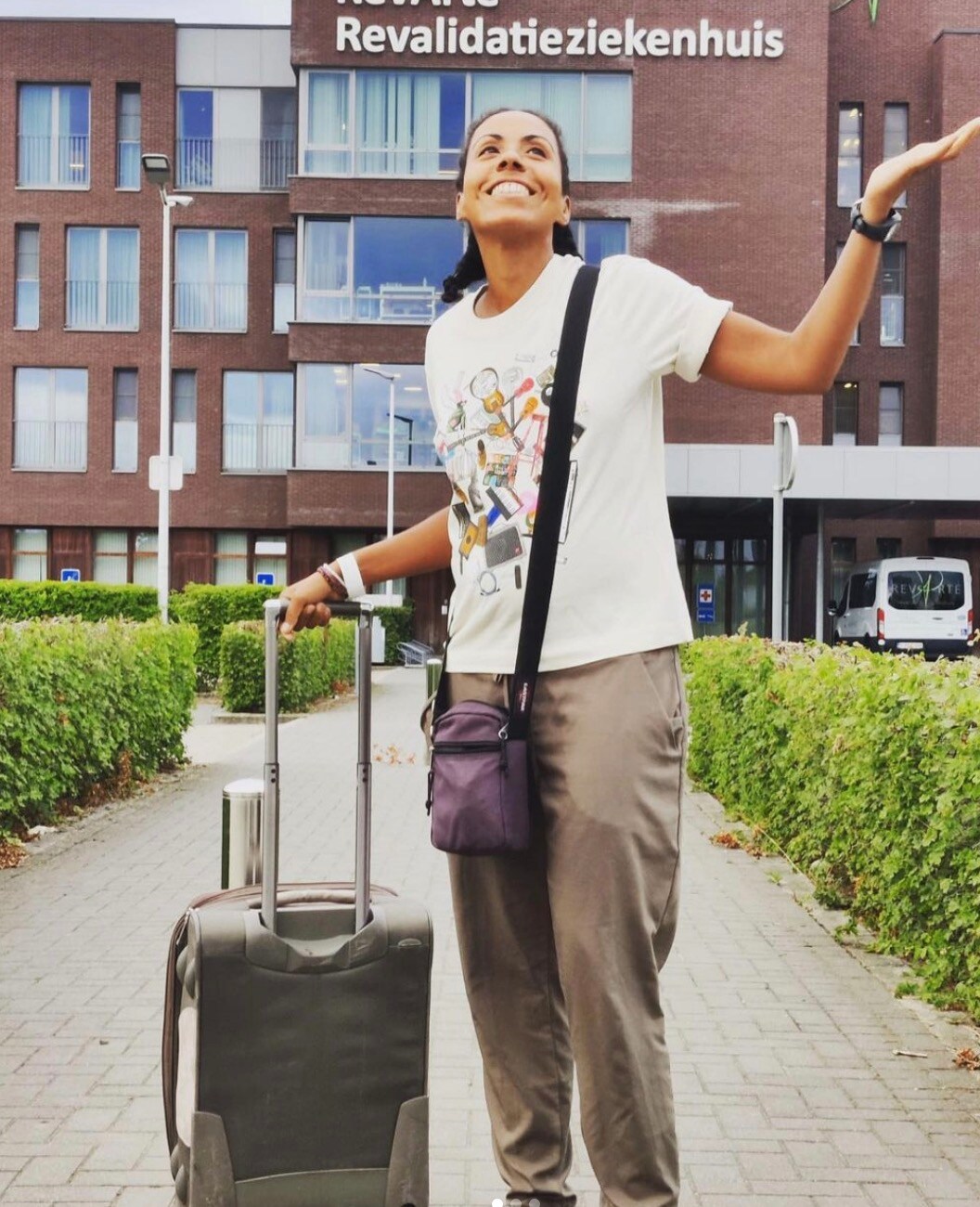 Zes maanden na haar hersenbloeding mag zangeres Leki het ziekenhuis ...