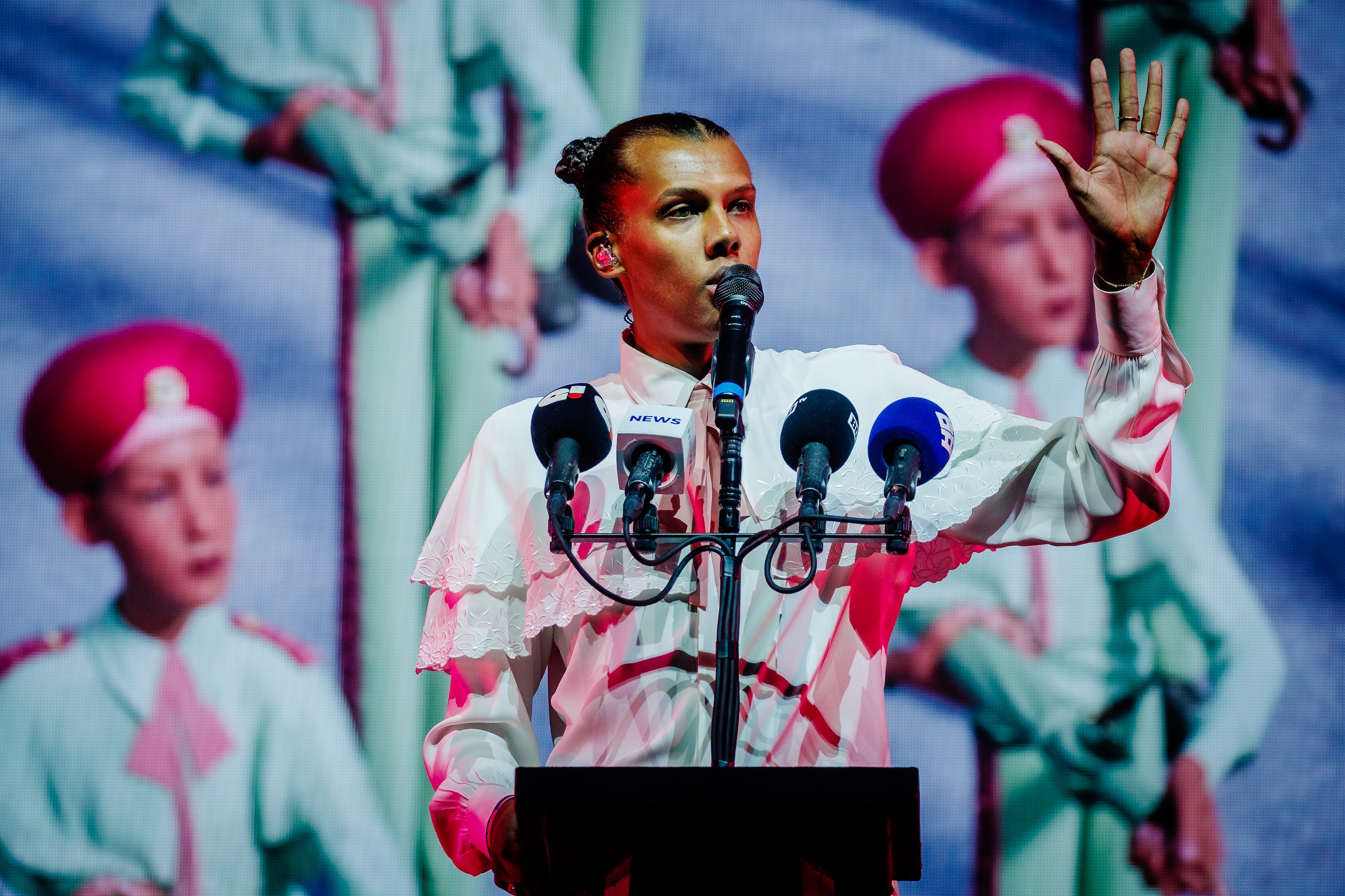 ‘Een levensveranderende show’: Stromae maakt indruk op Nederlandse ...