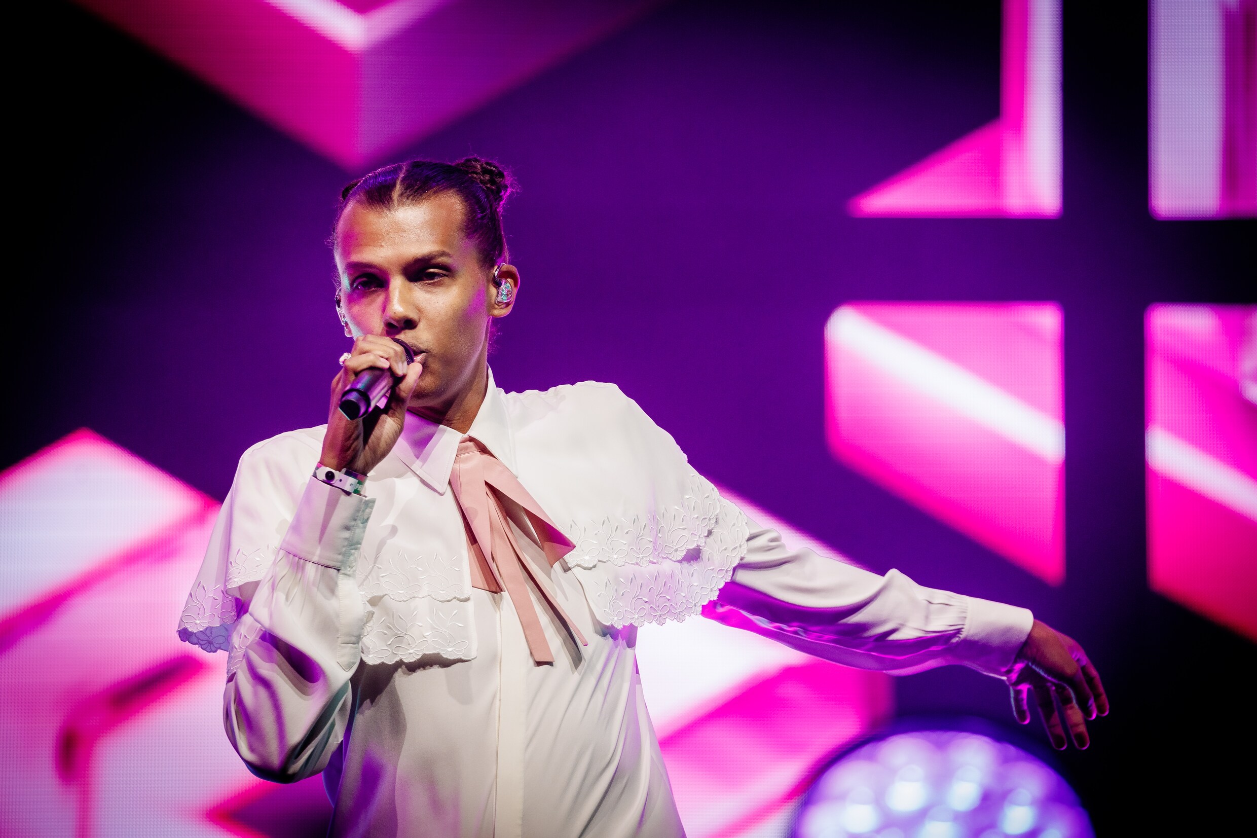 ‘Een levensveranderende show’: Stromae maakt indruk op Nederlandse ...