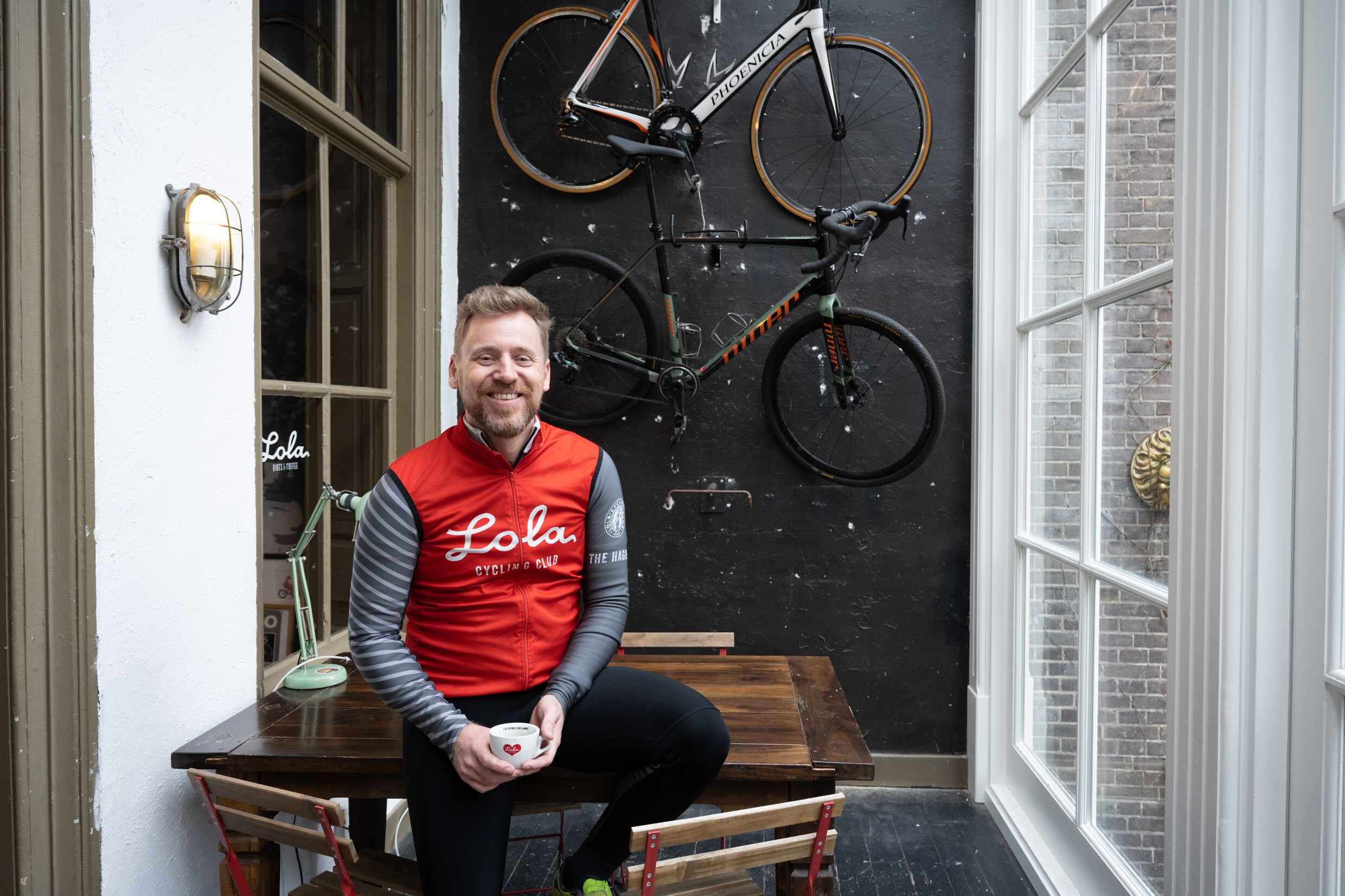 Pitstop bij het Haagse Lola Bikes & Coffee: ‘Dit is een soort buurthuis ...