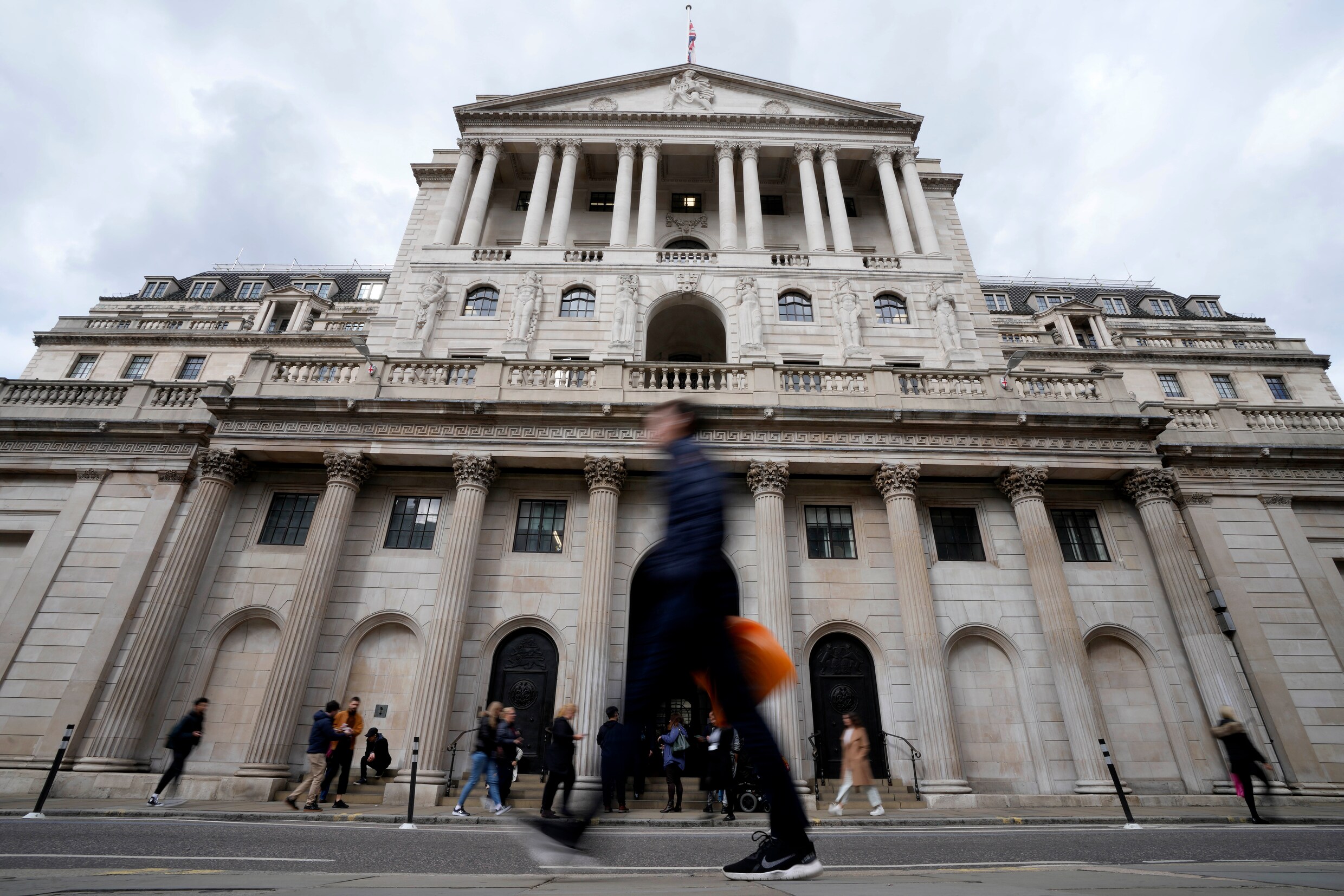 Bank of England luidt alarmklok over Britse economie, en grijpt ongekend hard in | De Morgen
