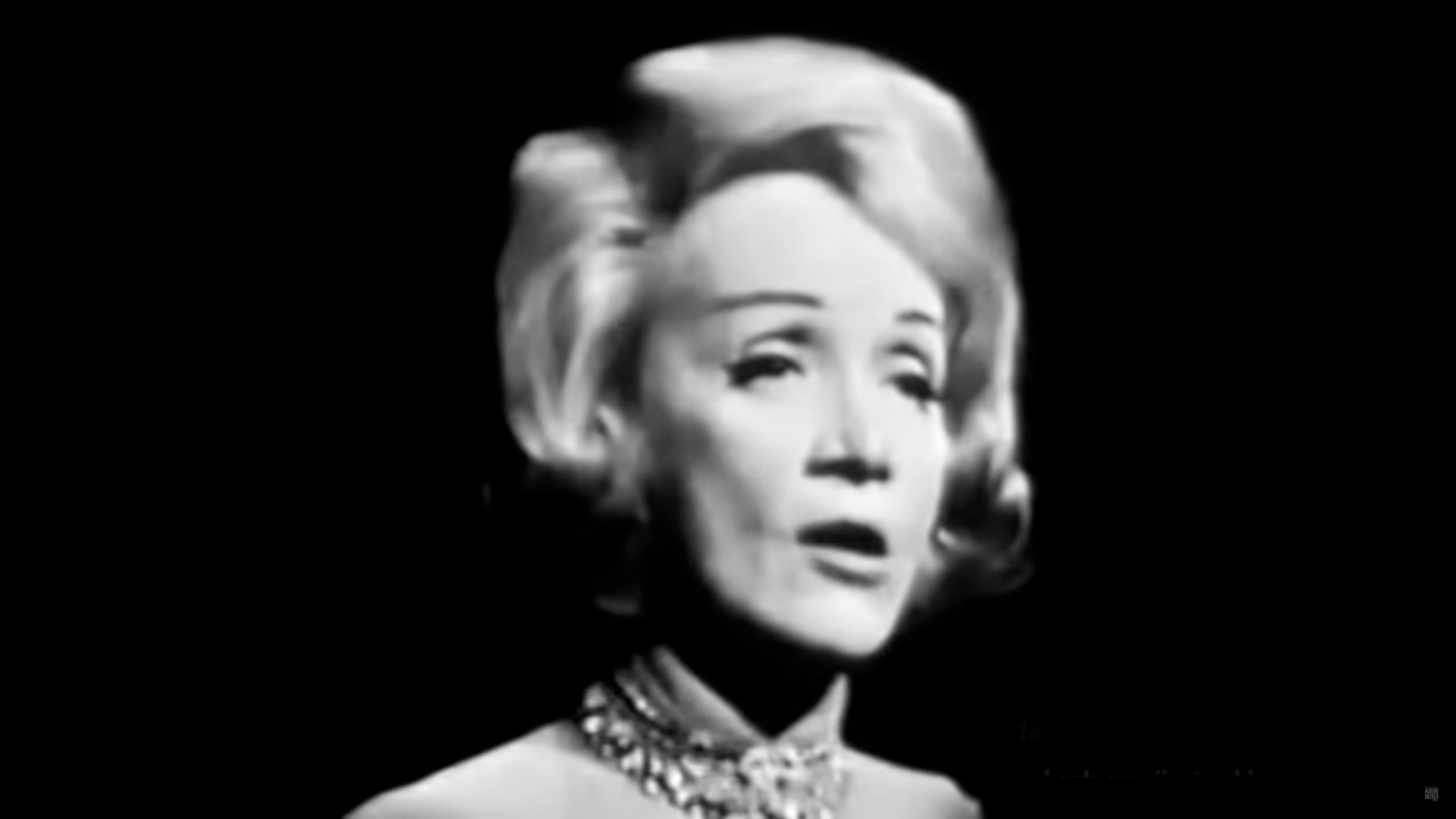 Deze performance van Marlene Dietrich blaast ons, een halve eeuw later ...