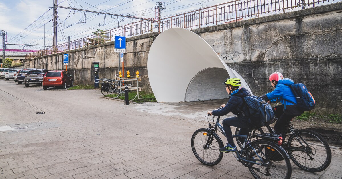 Het niemandsland tussen de autostrades annex viaducten en het geraas ...