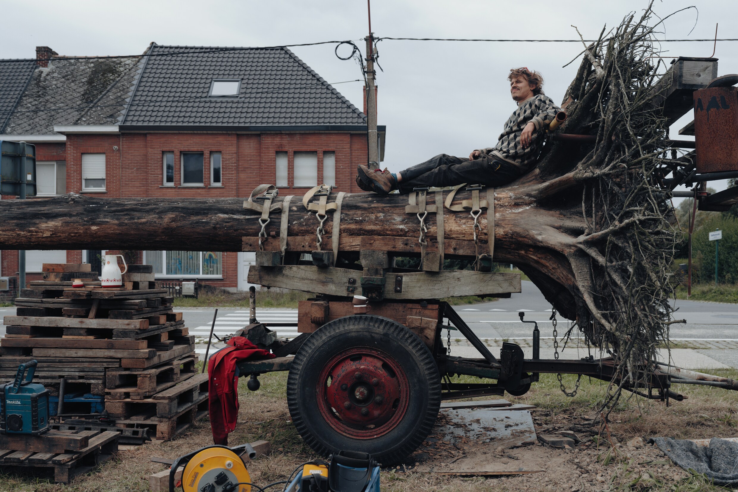 Uiteindelijk wint de poëzie het van de bureaucratie: zondag reist een ...