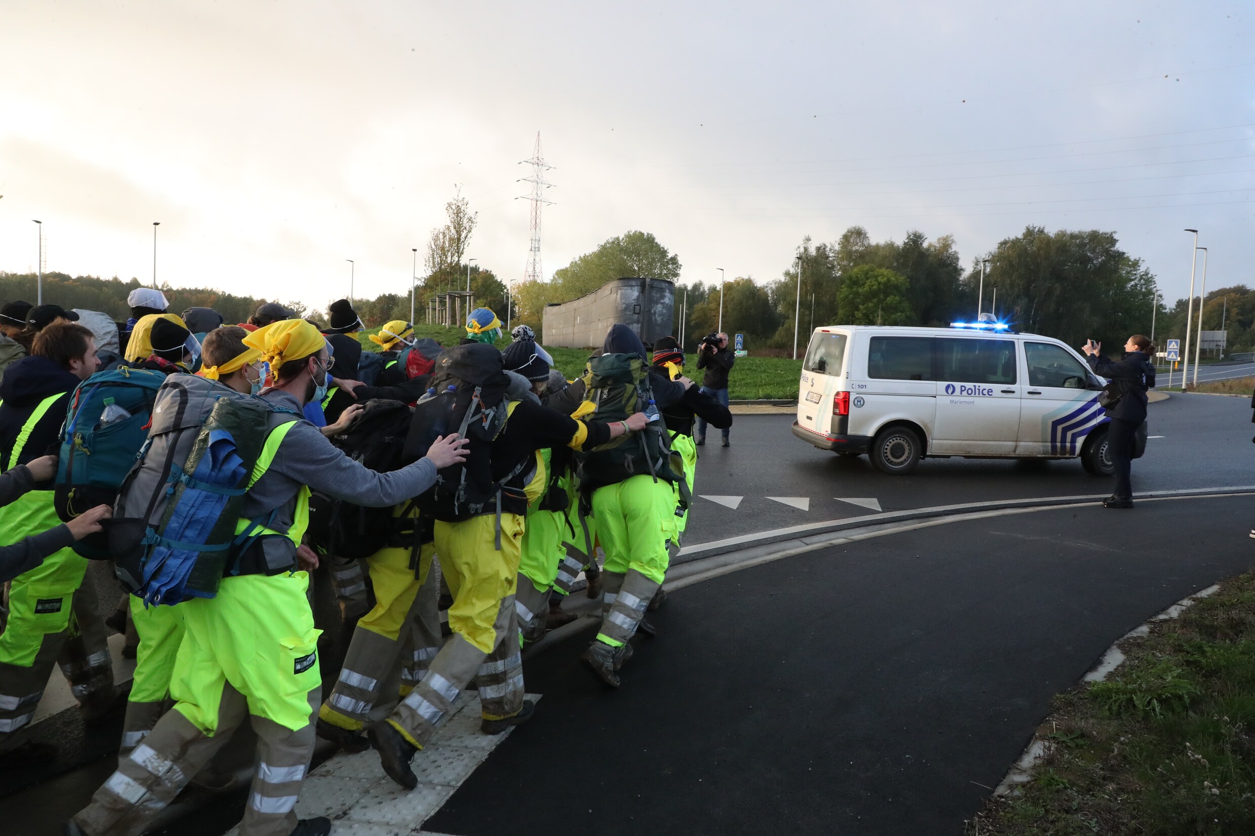 Duizendtal actievoerders Code Rood blokkeren site TotalEnergies in ...