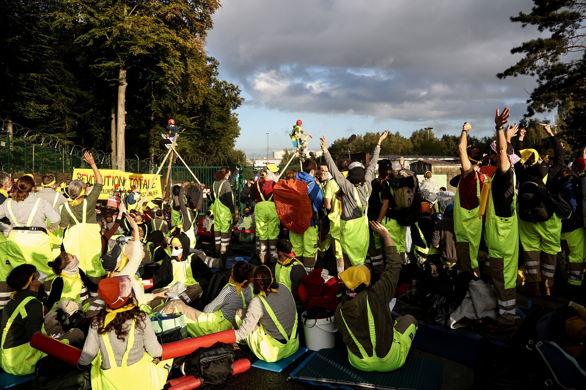 Duizendtal actievoerders Code Rood blokkeren site TotalEnergies in ...