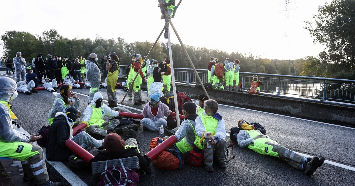 Duizendtal actievoerders Code Rood blokkeren site TotalEnergies in ...