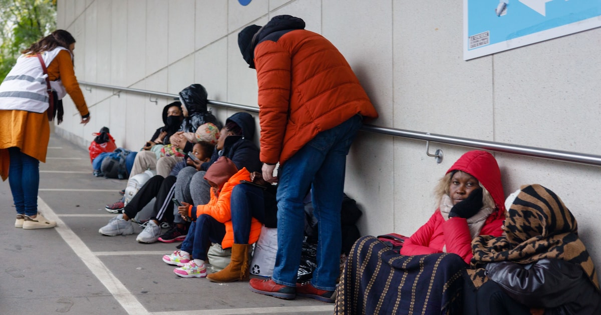 Opnieuw moeten tientallen gezinnen met kinderen en niet-begeleide ... Opnieuw moeten tientallen gezinnen met kinderen en niet-begeleide ...