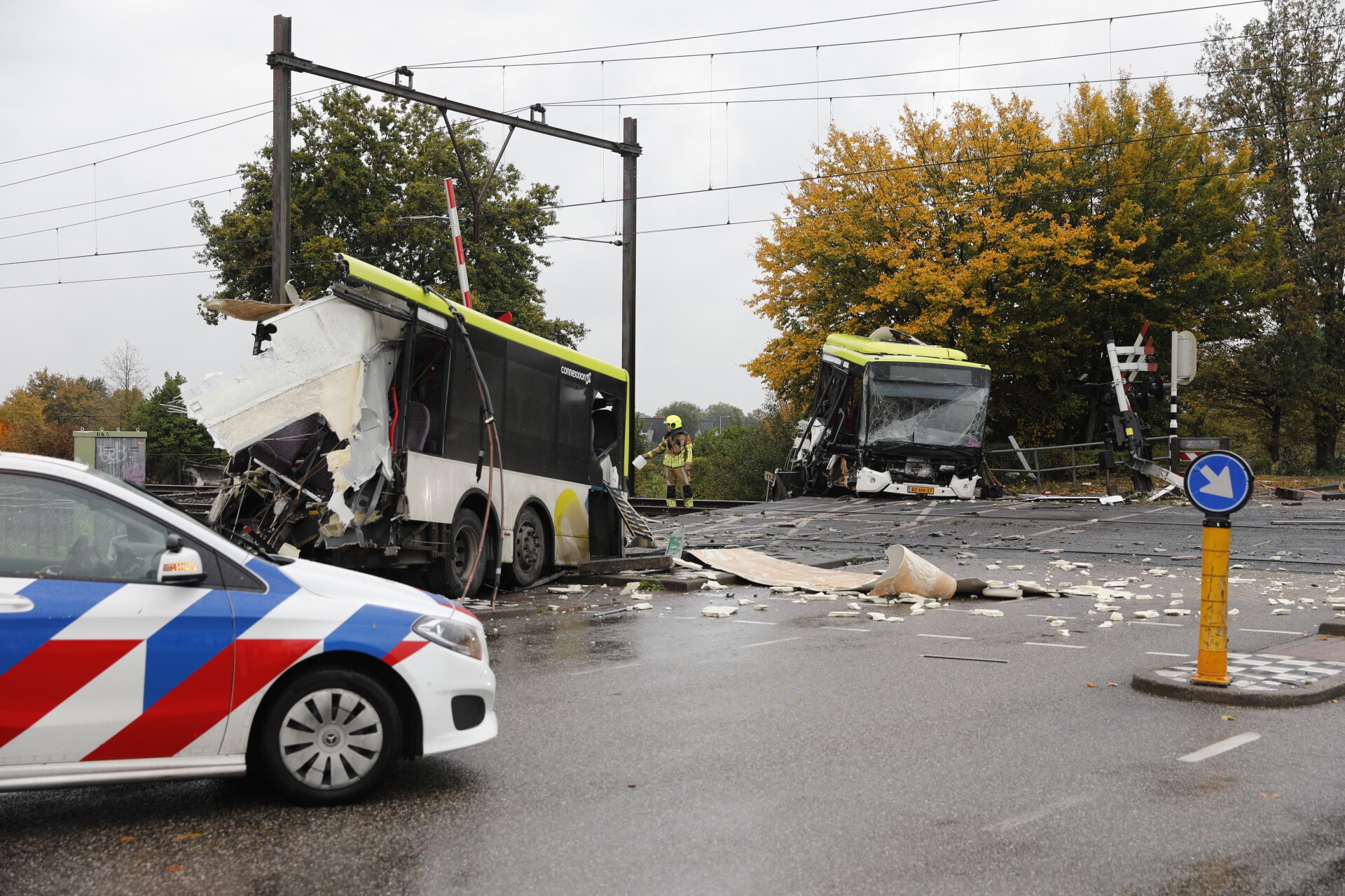 Trein ramt bus doormidden in Nederland: ‘Godzijdank geen passagiers in ...