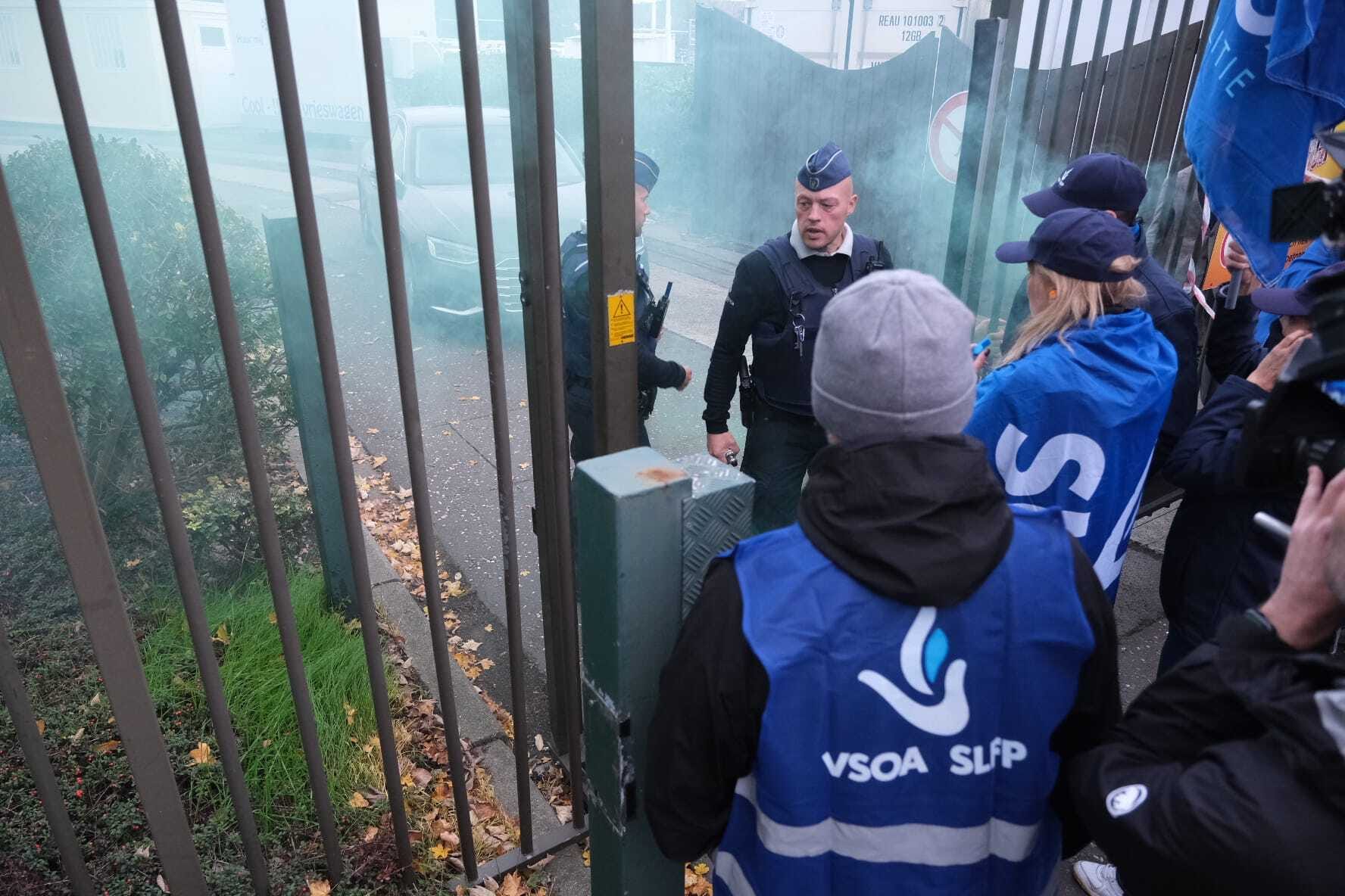 Politievakbonden clashen met agenten voor ingang Open Vld-congres in ...