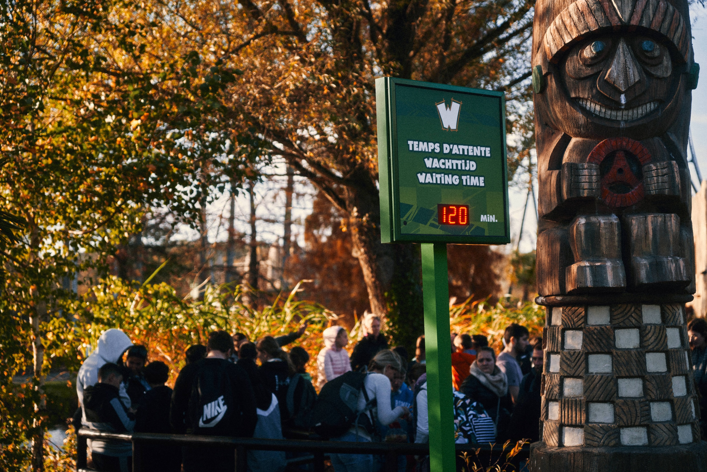 Drie uur aanschuiven voor drie minuten plezier in Walibi: ‘Ik wil naar ...