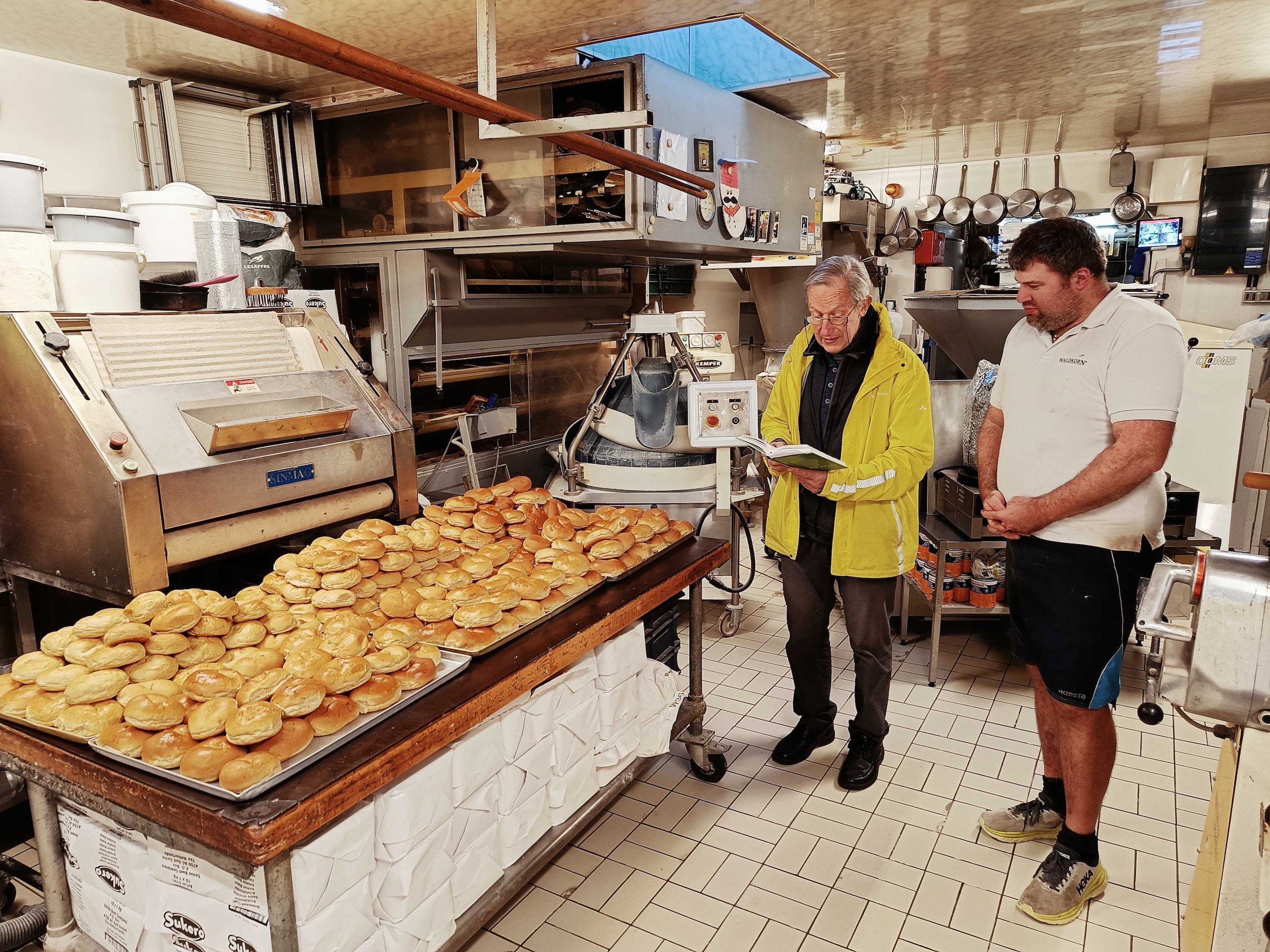 Deze Gentse bakkers laten een lokale lekkernij wijden door de pastoor ...