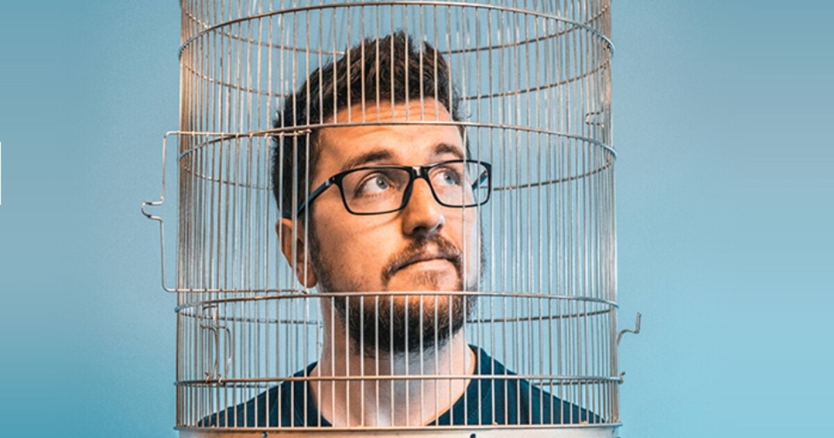 Comedian Jasper Posson bewijst met ‘Vastbenoemd’ dat hij zijn job ...