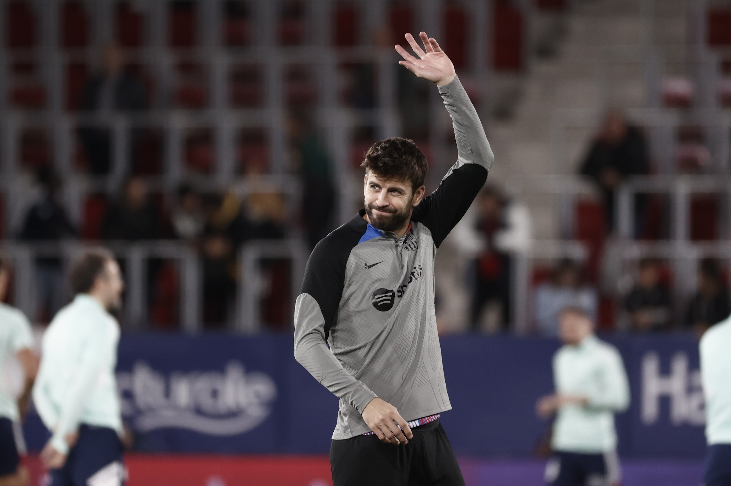 ‘Ik schijt op je verdomde moeder’: Gerard Piqué neemt afscheid met rode ...