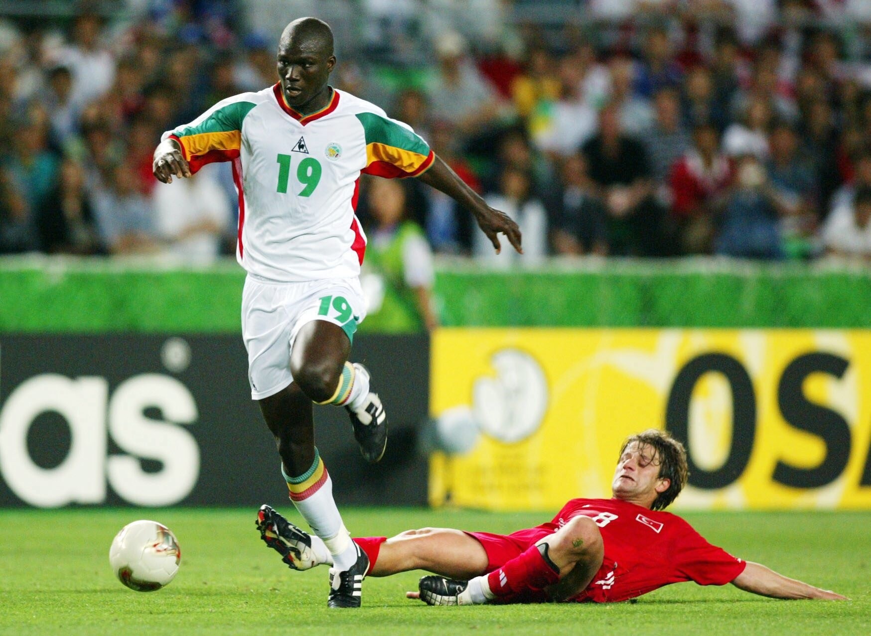 Papa Bouba Diop maakte in 2002 tegen kolonisator Frankrijk een ...