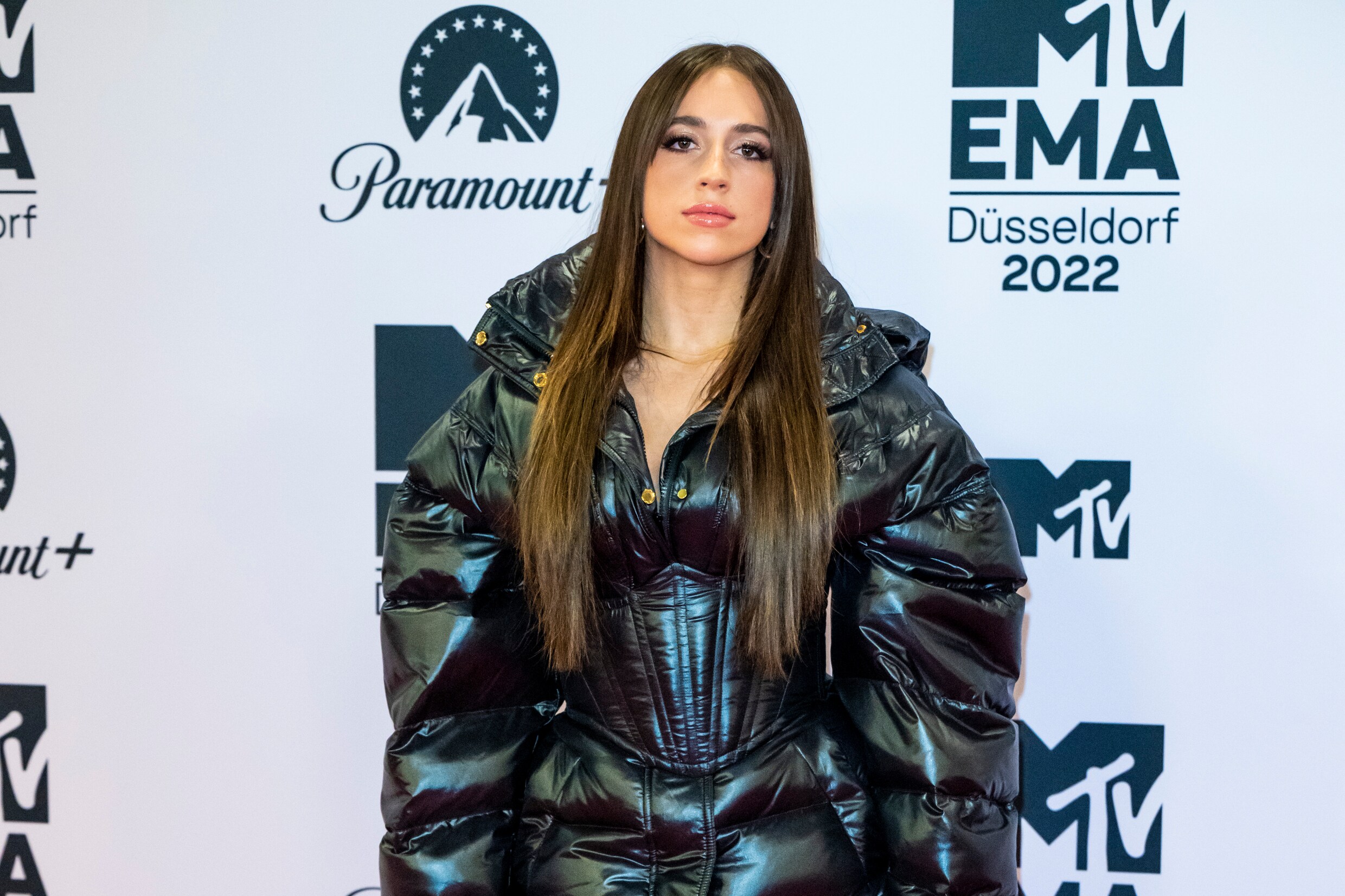 Staat de nieuwe Dua Lipa of Billie Eilish te bonzen aan de grote poort ...