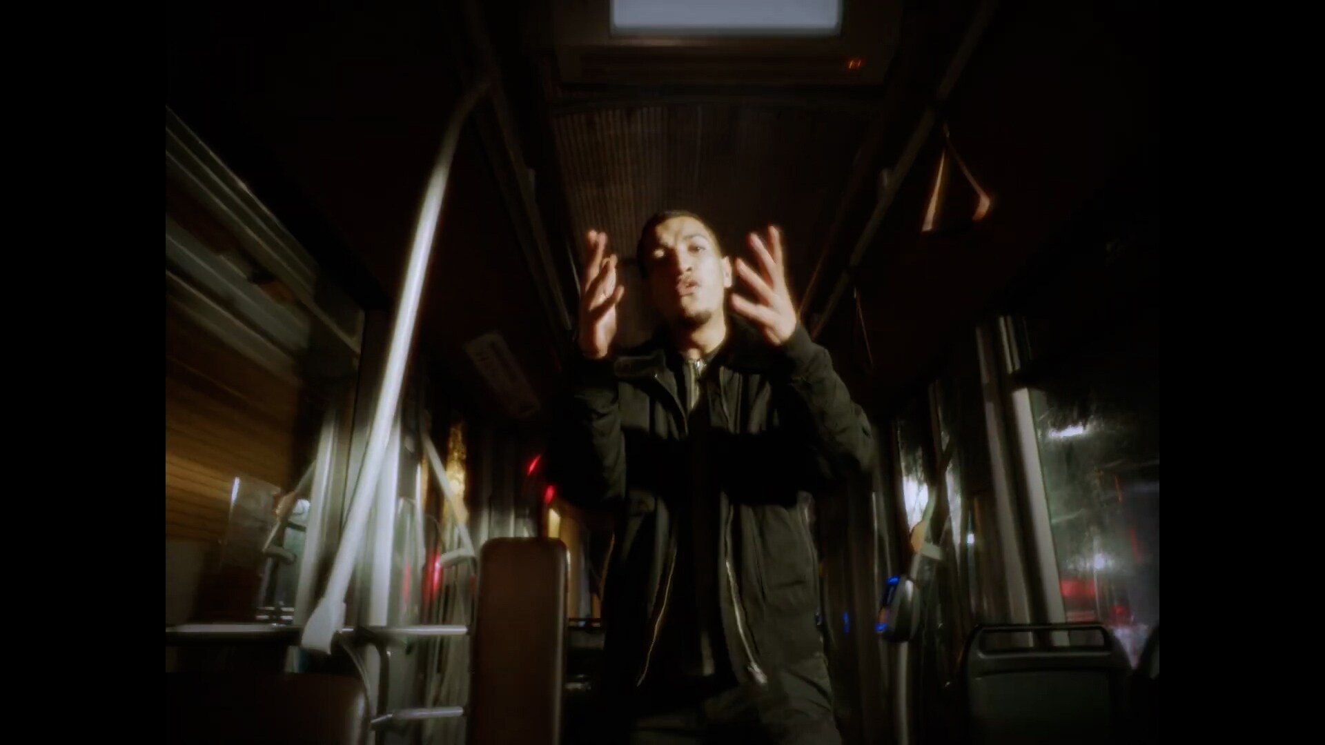 MIVB eist respect voor personeel met opvallende campagne: ‘F*** off met ...