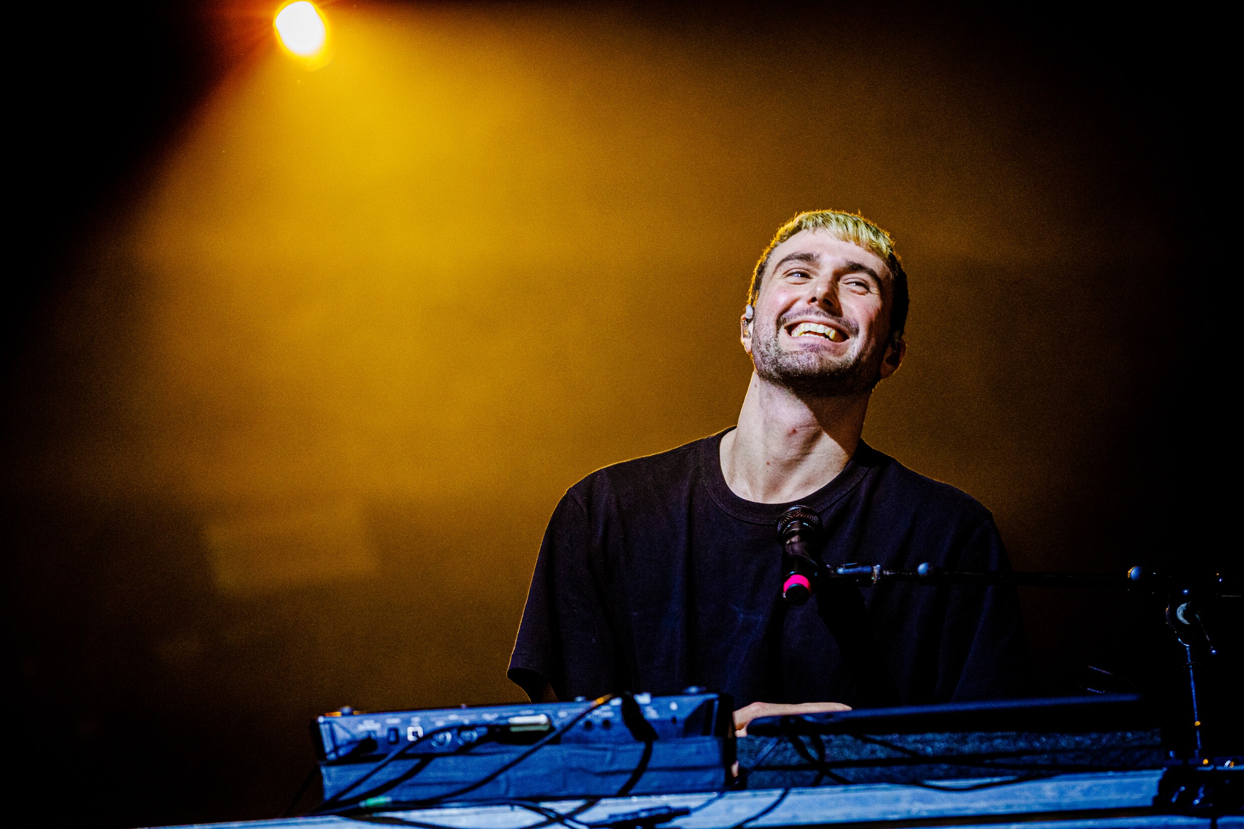 Fred Again.. deed in de AB een avond lang waar hij goed in is: mensen ...