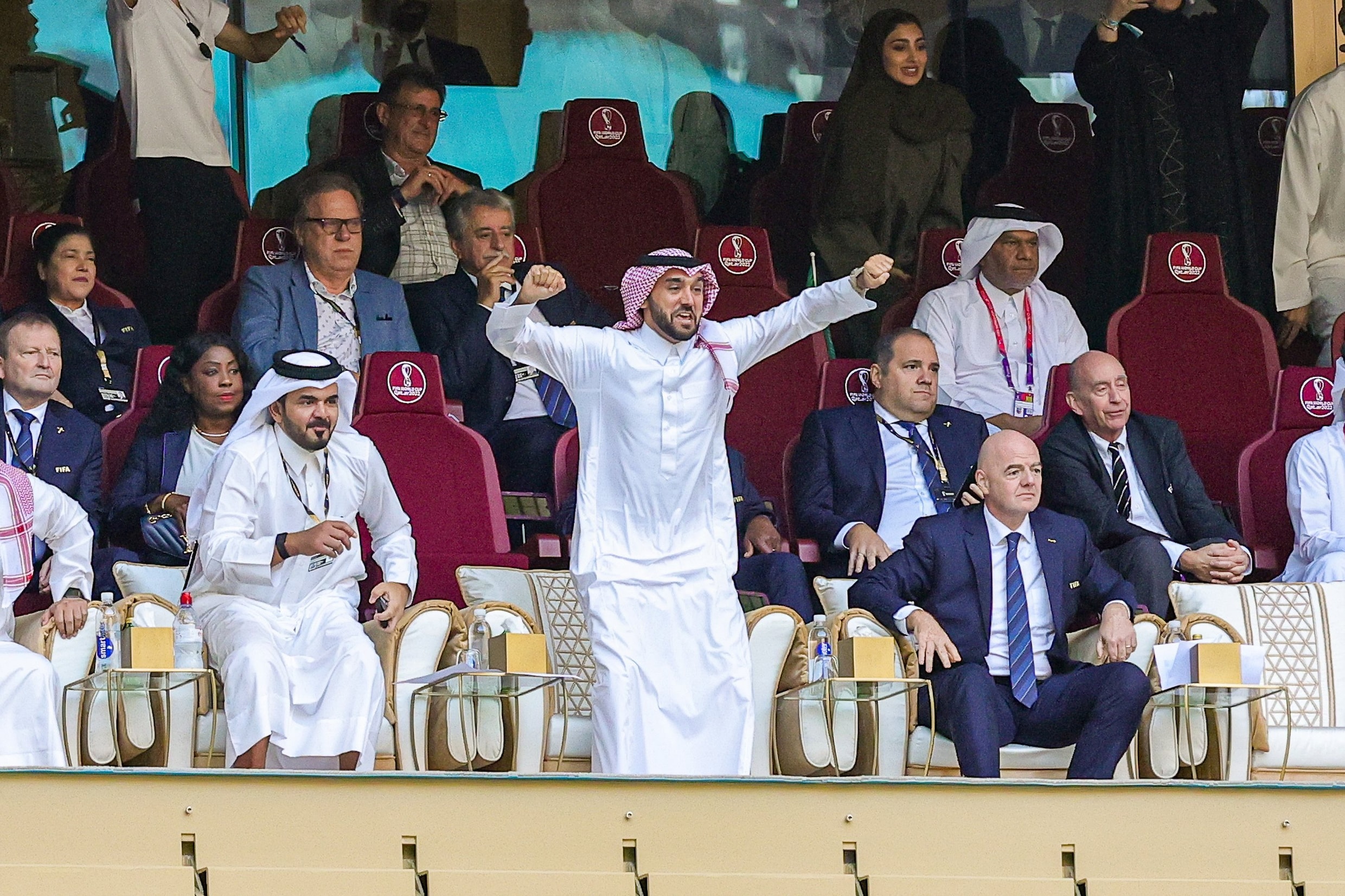 Wie betaalt die waanzinnige bedragen om topvoetballers naar Saudië ...