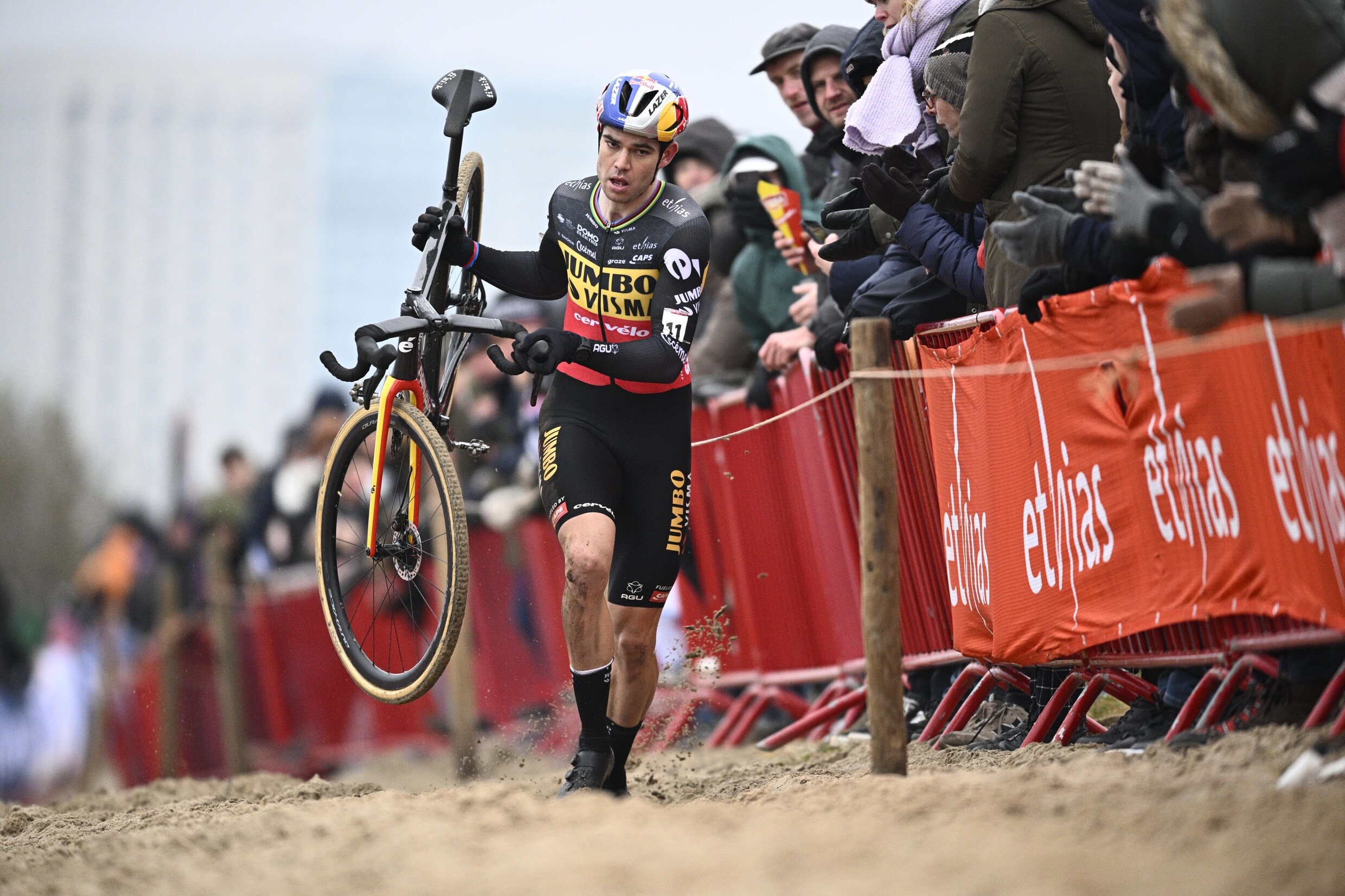 Wout van Aert finisht als tweede in Antwerpen en verbaast zichzelf bij ...