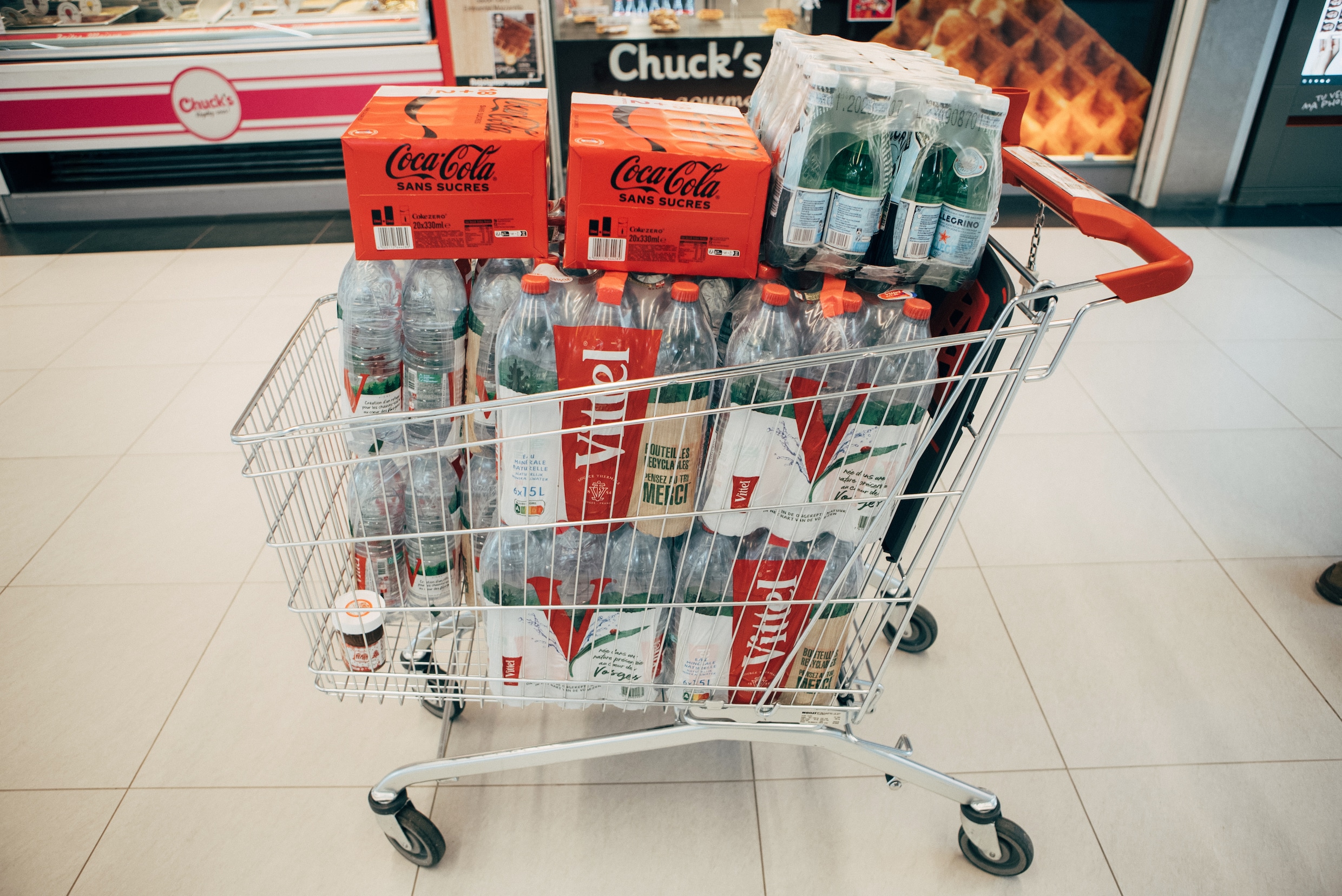 Roncq, waar de Vlaming zich aan spotgoedkope prosecco, cola of water ...