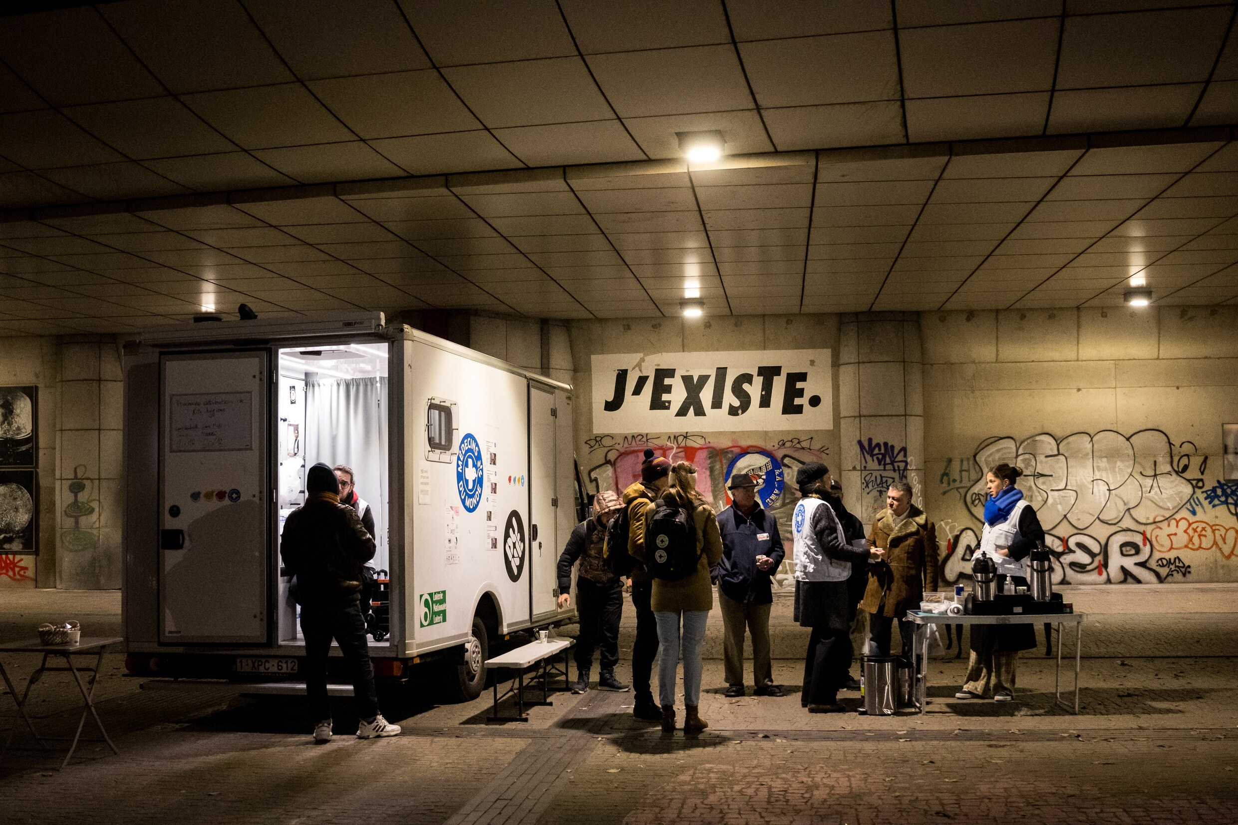 Dakloze asielzoekers proberen te overleven in de Brusselse vrieskou ...