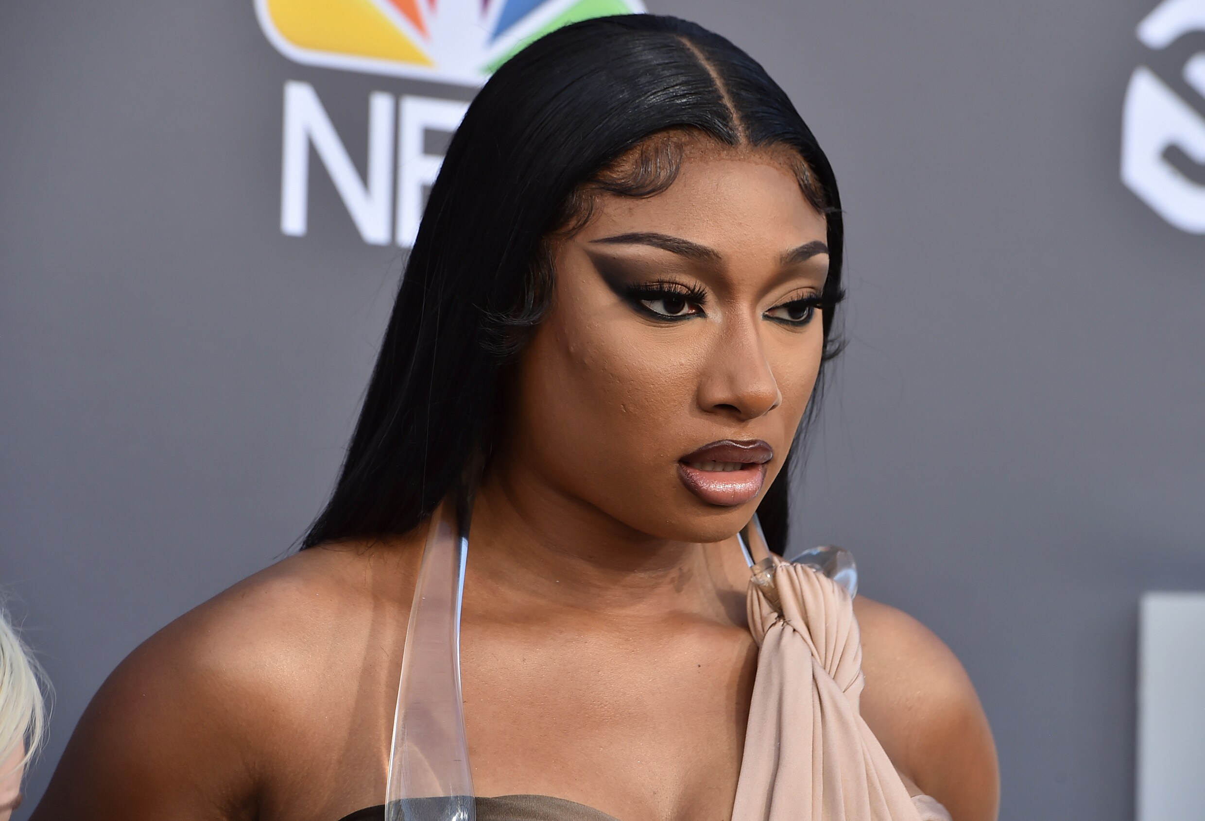 Man Die Amerikaanse Rapster Megan Thee Stallion In De Voet Schoot