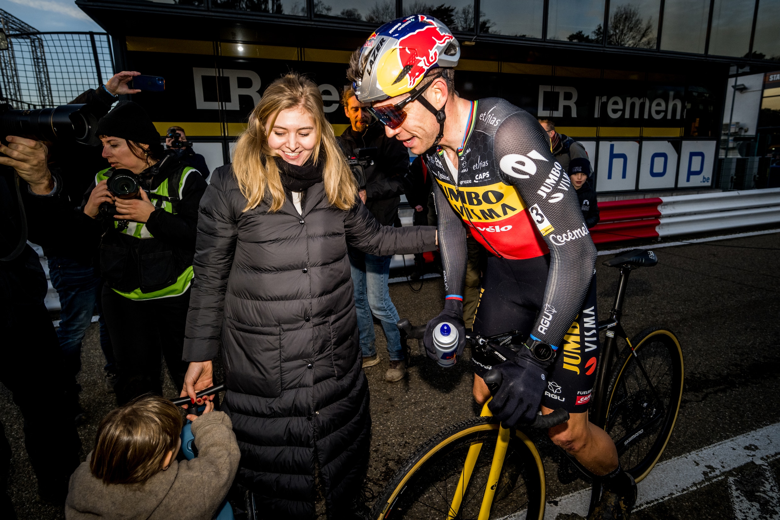 ‘Wout is geen moderne man, maar hij maakt vorderingen’: Sarah De Bie ...