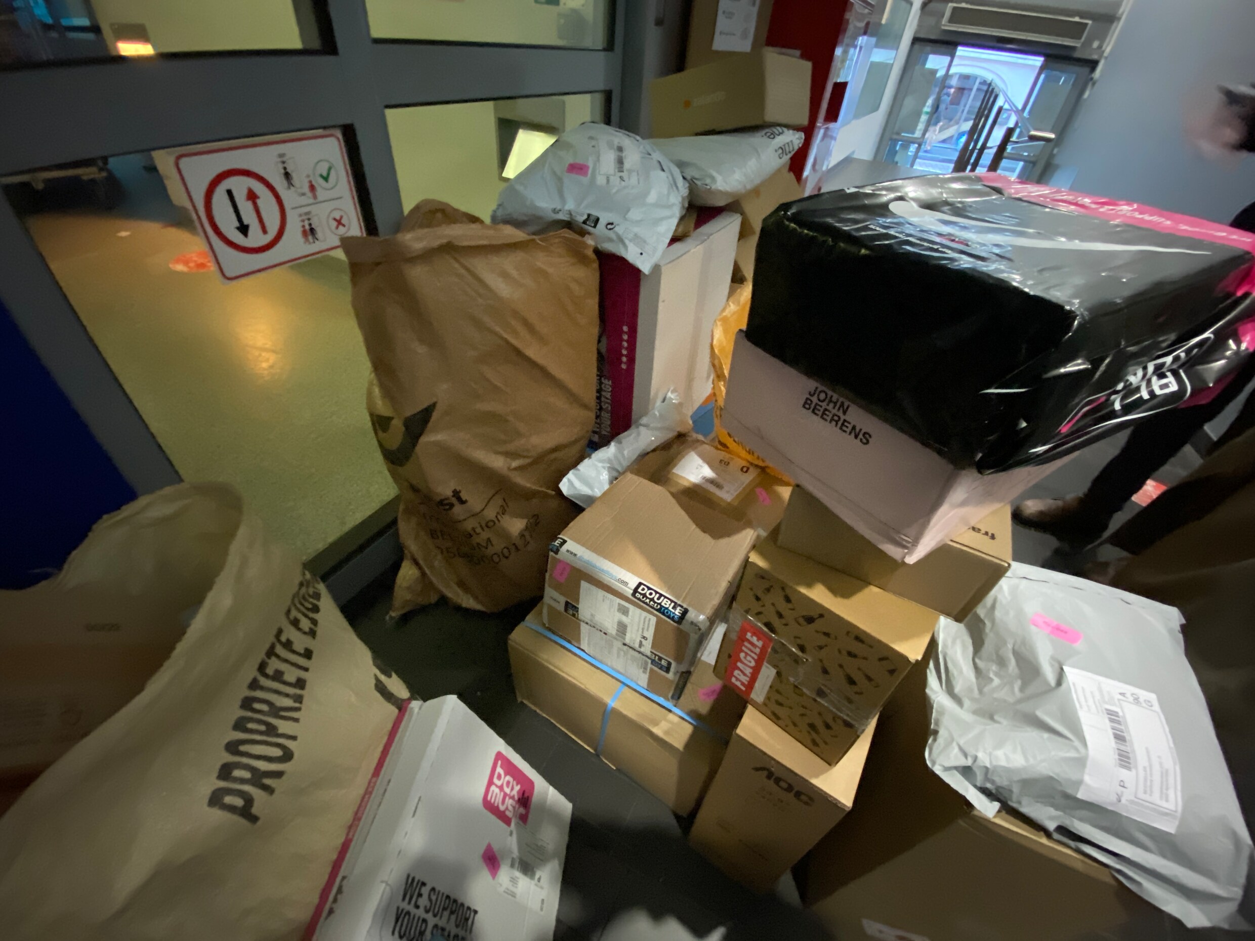 Bpost gesloten? Dan worden pakjes gewoon voor de deur gedumpt: ‘Na ...