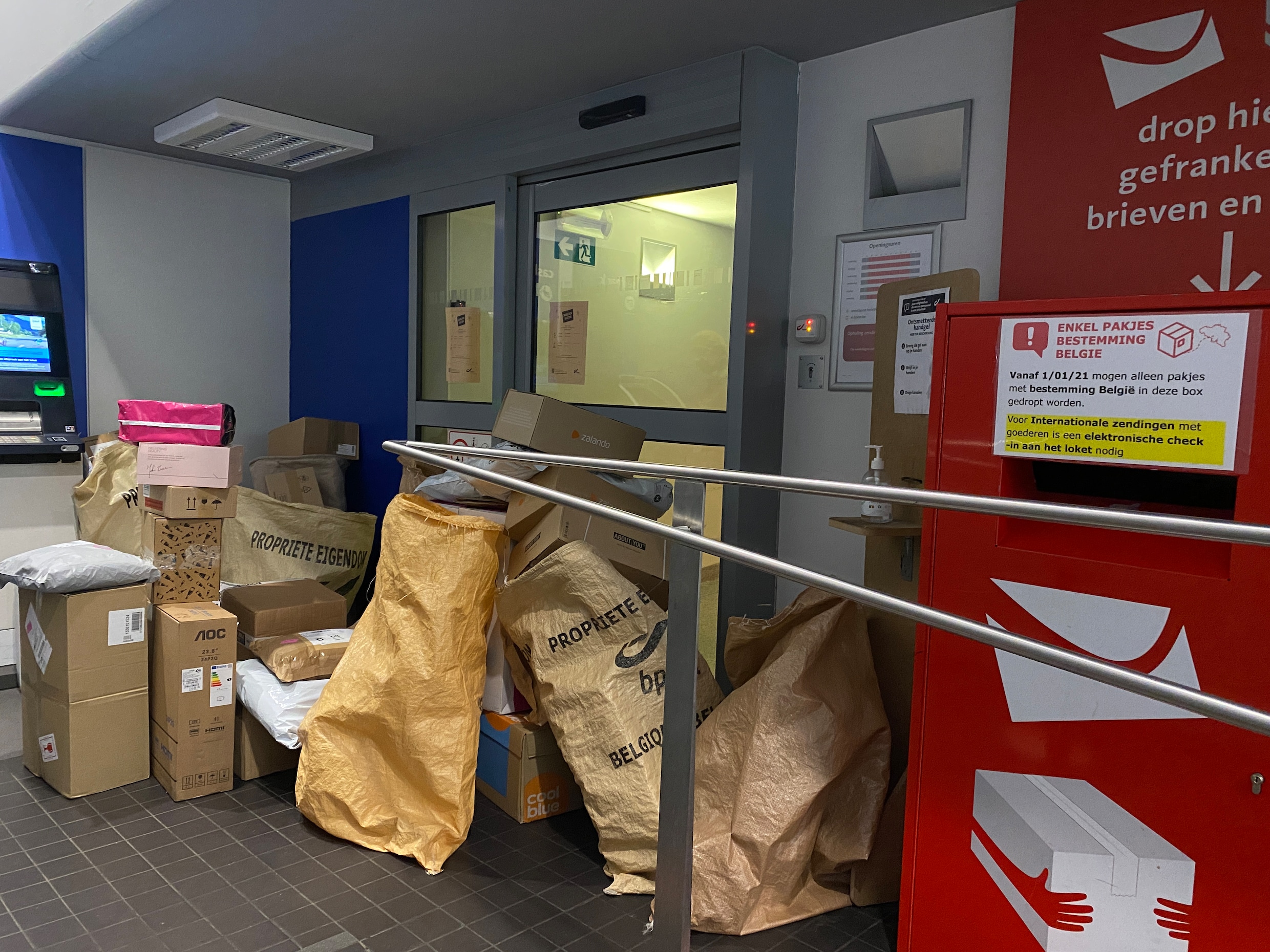 Bpost gesloten? Dan worden pakjes gewoon voor de deur gedumpt: ‘Na ...