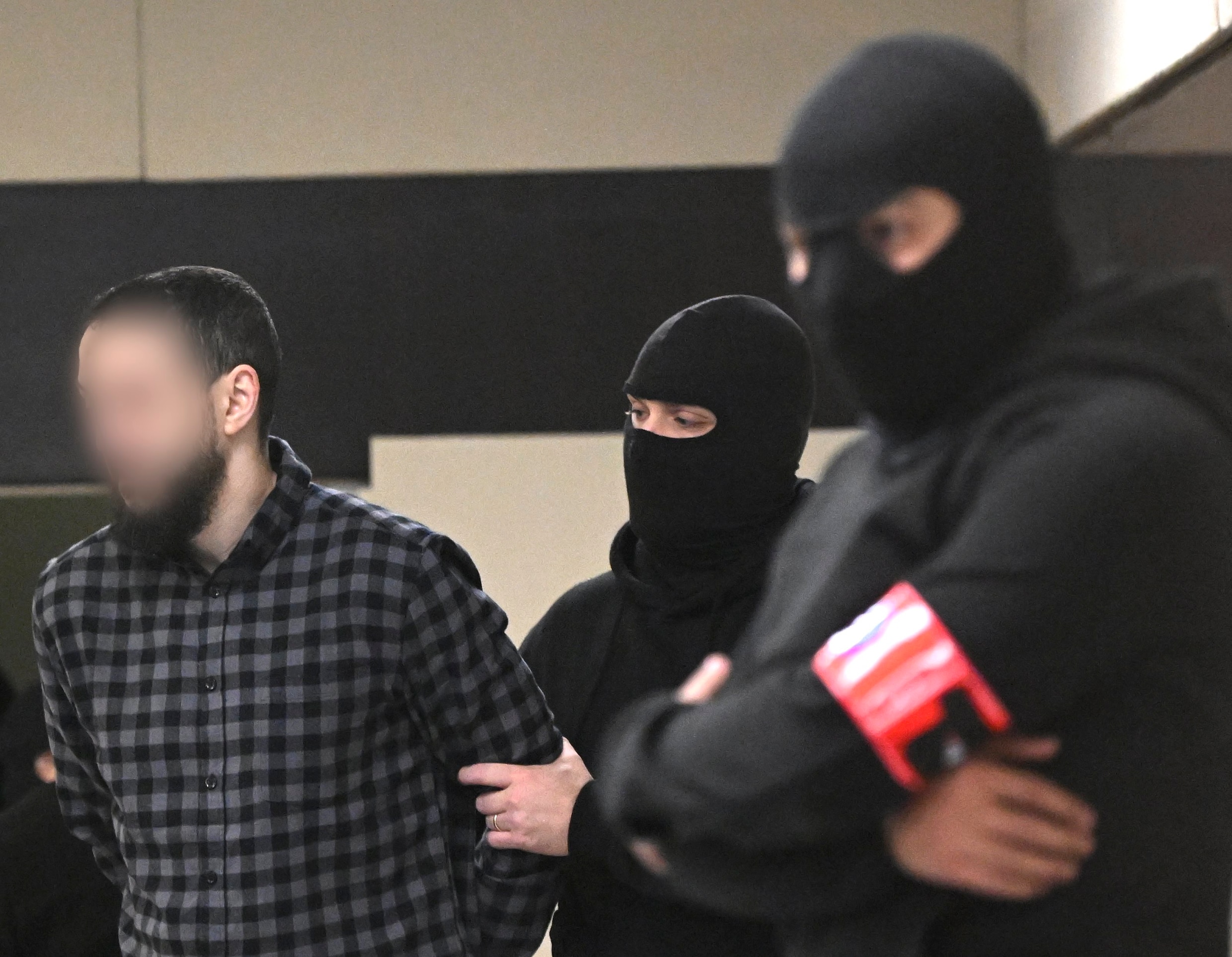 Federale politie lijkt verbod op naaktfouilles naast zich neer te ...