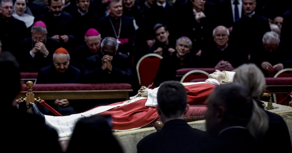 Paus Franciscus leidt sobere uitvaartdienst voor paus Benedictus XVI op ... Paus Franciscus leidt sobere uitvaartdienst voor paus Benedictus XVI op ...