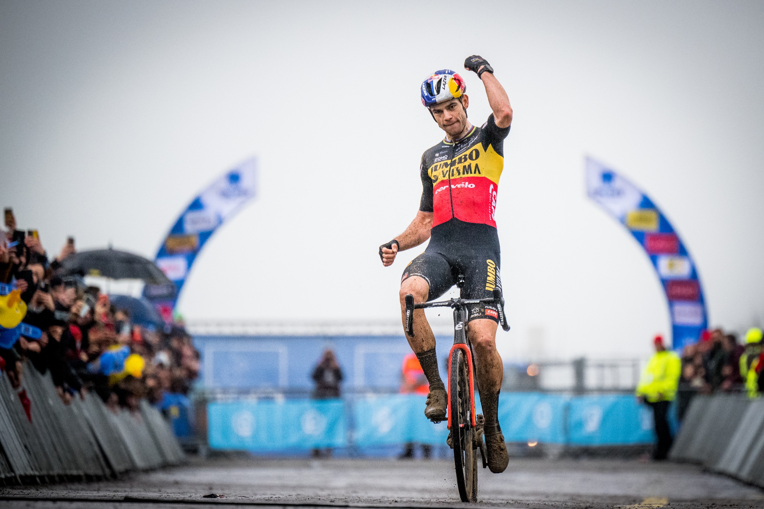 Terwijl Van der Poel zijn rug stretcht, soleert Van Aert naar de zege ...