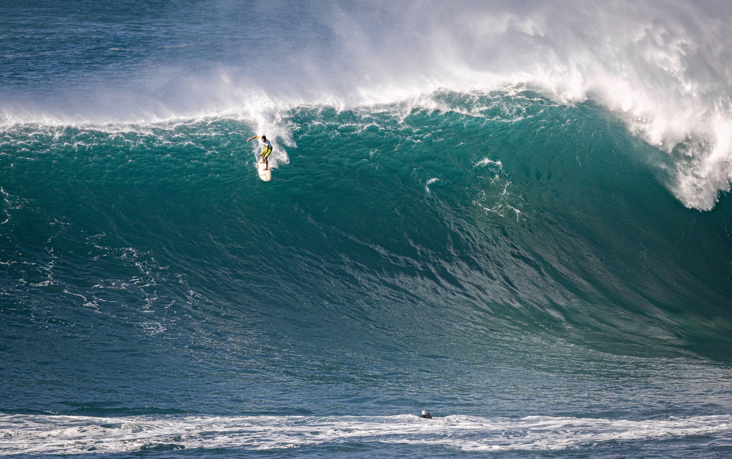 Lokale redder klopt wereldkampioen op legendarische surfwedstrijd ...