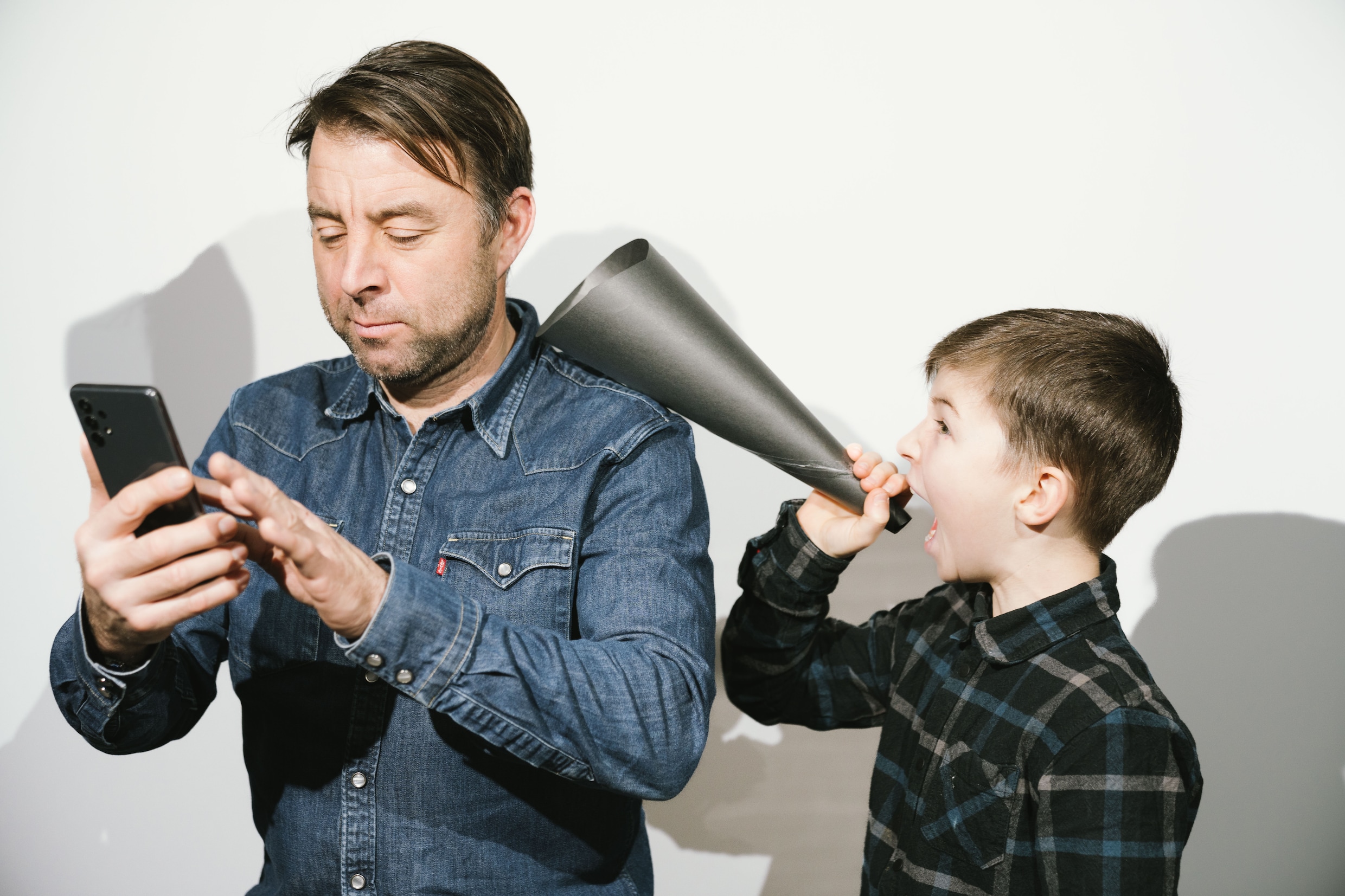 ‘Nu even niet jongen, papa zit op de smartphone’: ouders en hun ...