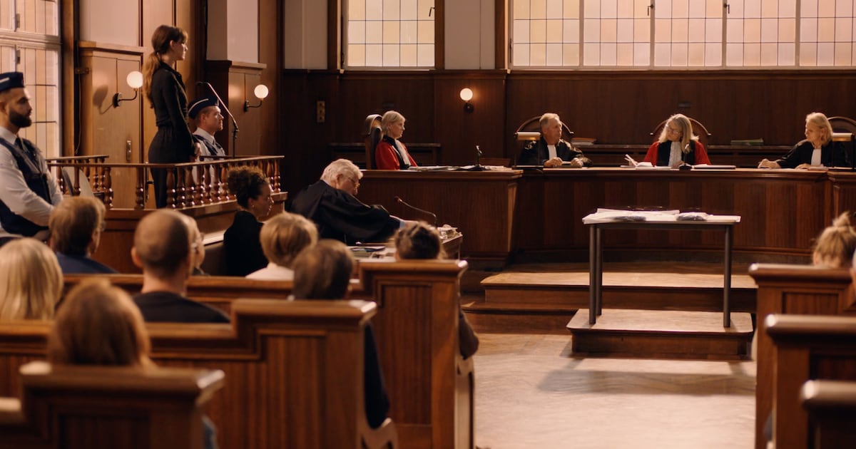 Fletse dialogen en gebrek aan spanning: interactieve rechtbankserie ‘Assisen’ kent makke start ...