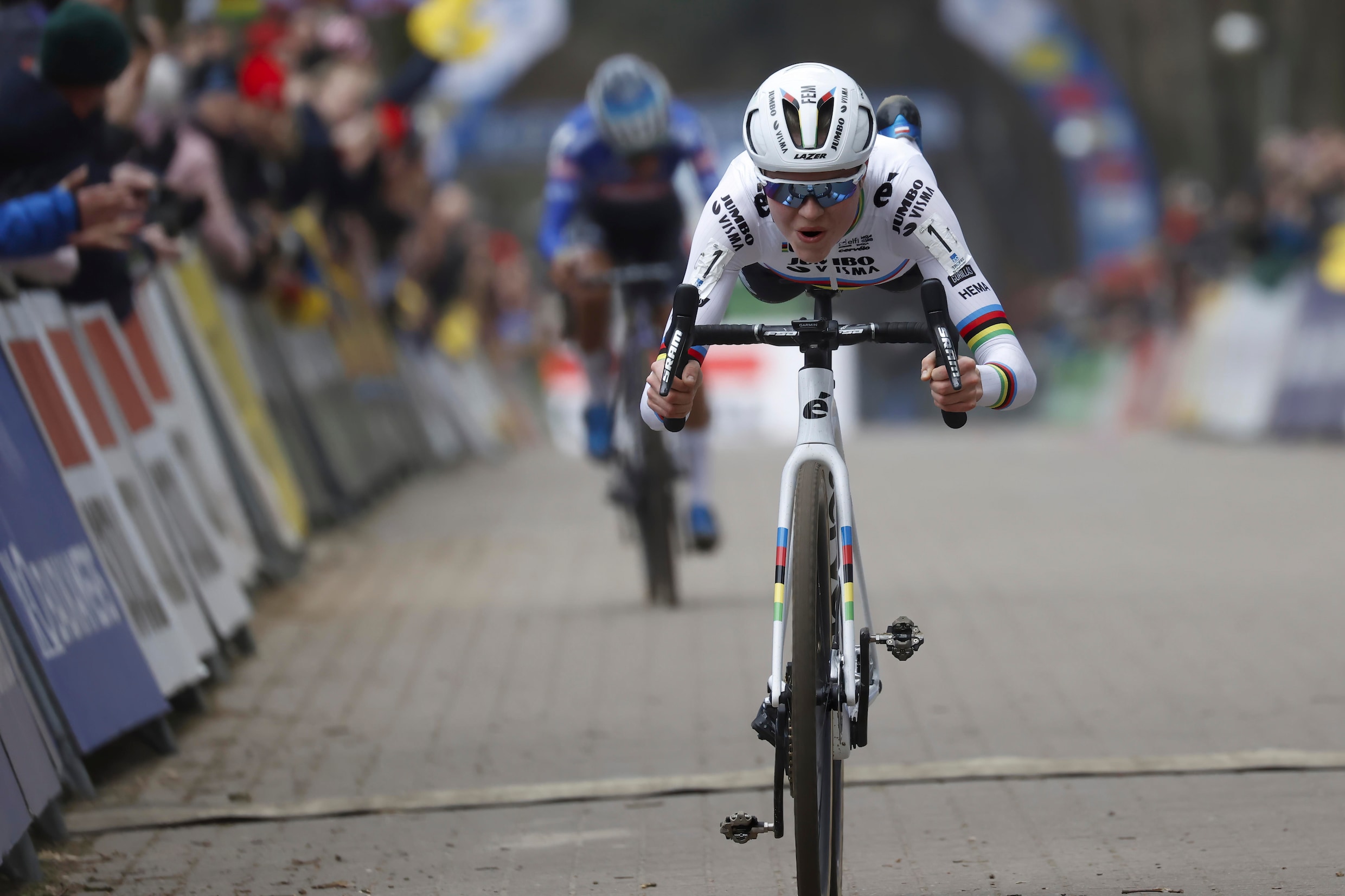 Van Empel verdient meer dan Van Aert en Iserbyt in cross | De Morgen