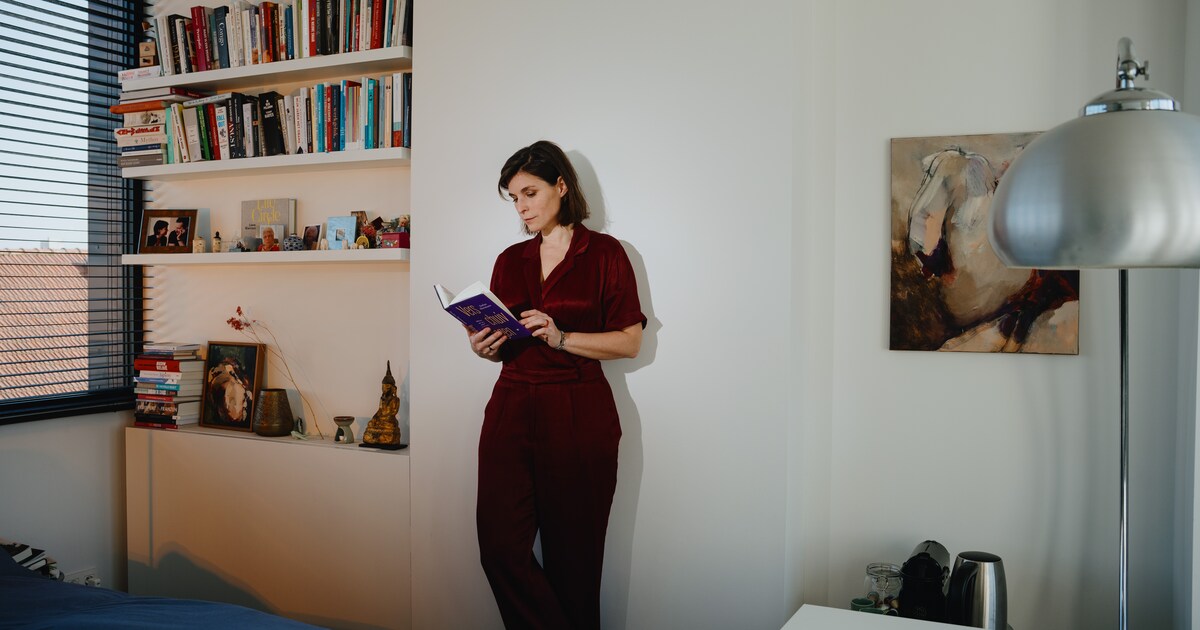 ‘Mijn boeken mogen de wereld rondreizen’: de boekenkast van Lien Van de ...