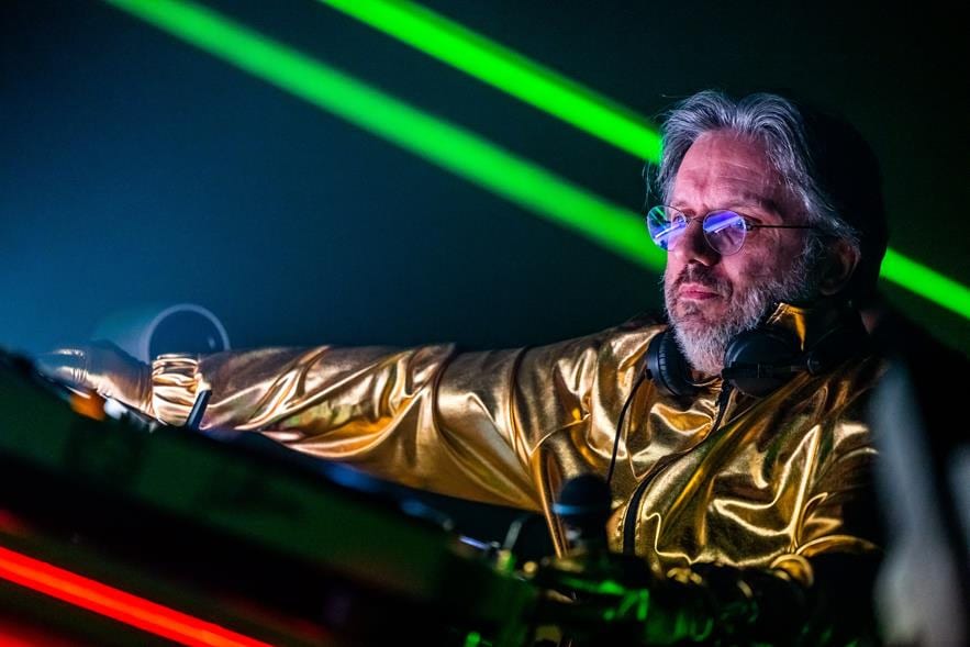 Verstraeten is een computernerd die zich van een napoleoncomplex ...