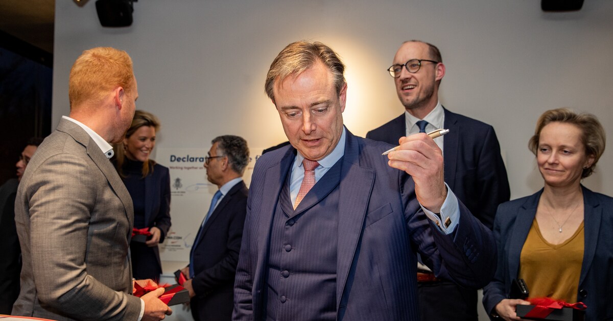 Lezersbrieven: ‘Het verbaast me dat partijvoorzitter-for-life Bart De ...