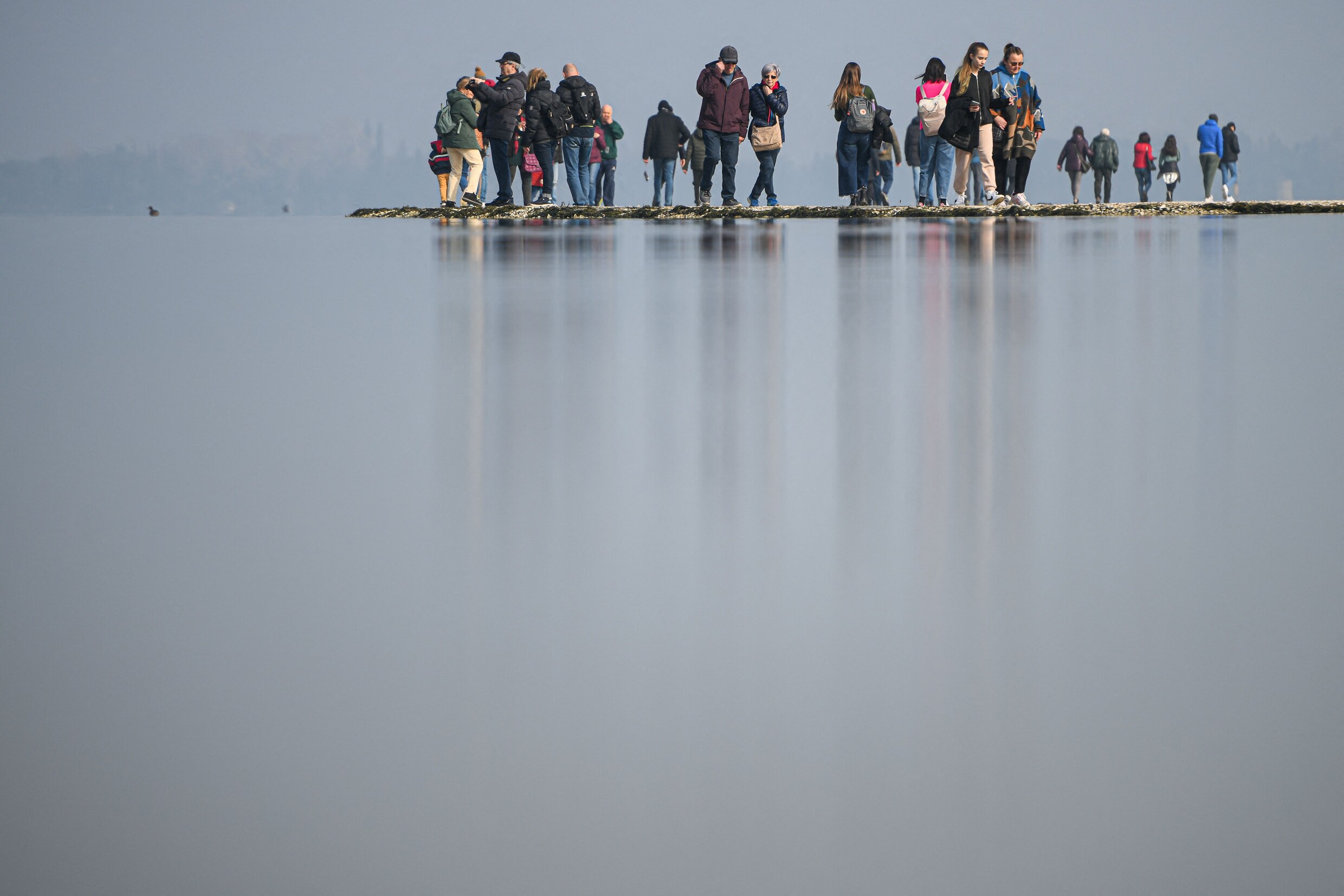 Te voet over het Gardameer: toeristen kunnen door lage waterstand naar ...